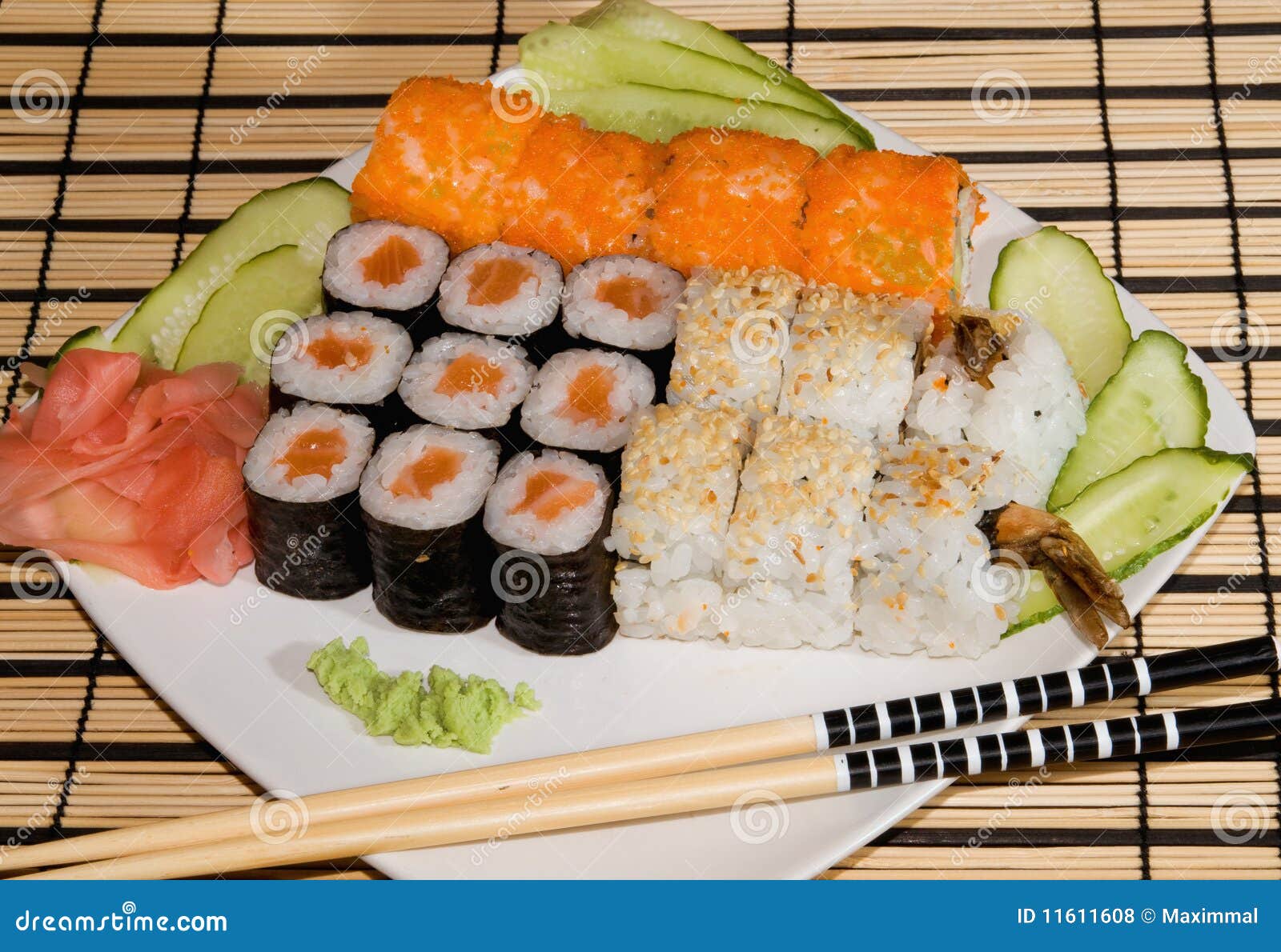 Uma placa com sushi foto de stock. Imagem de alimento - 11611608