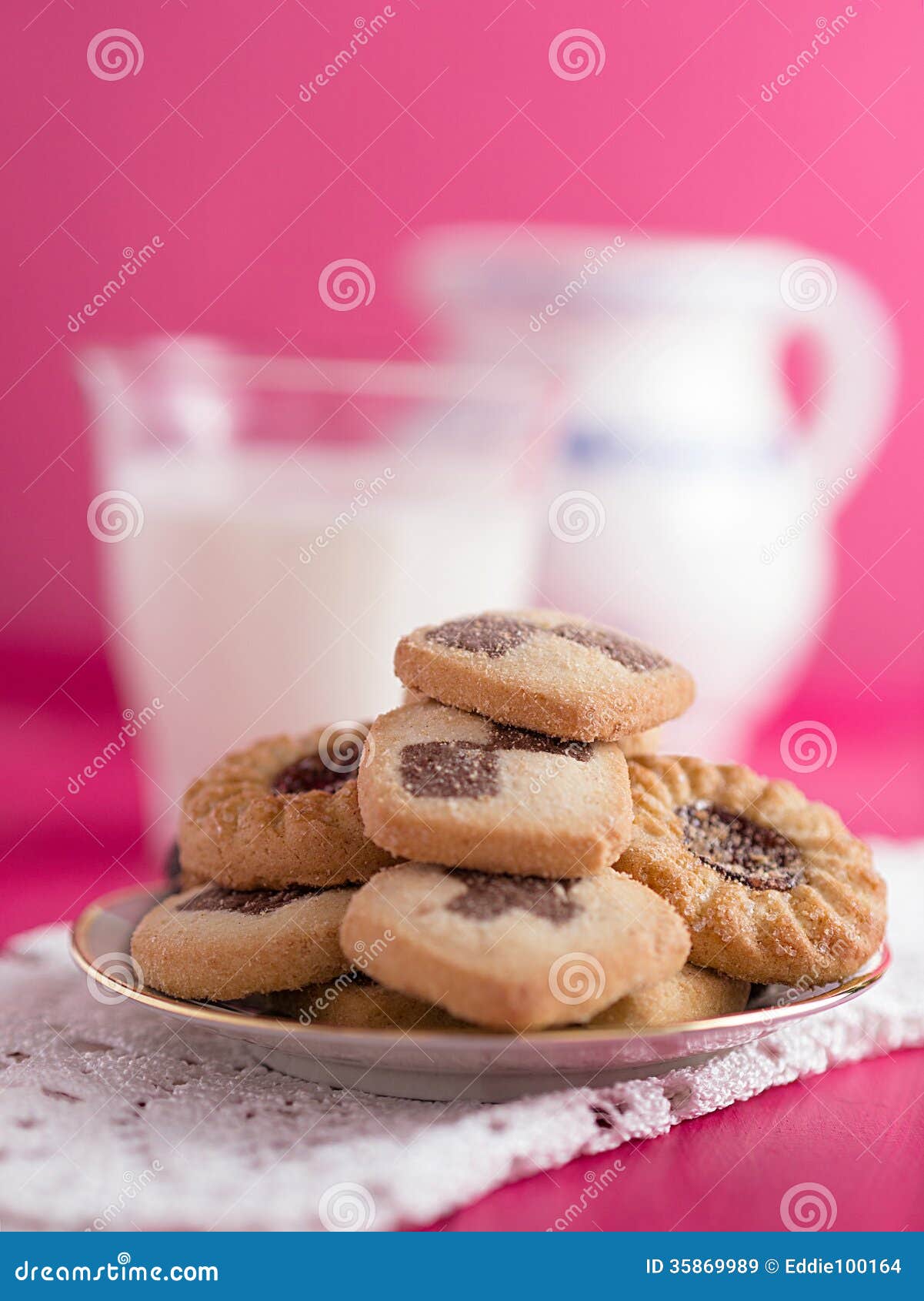 Uma placa das cookies imagem de stock. Imagem de biscoitos - 35869989