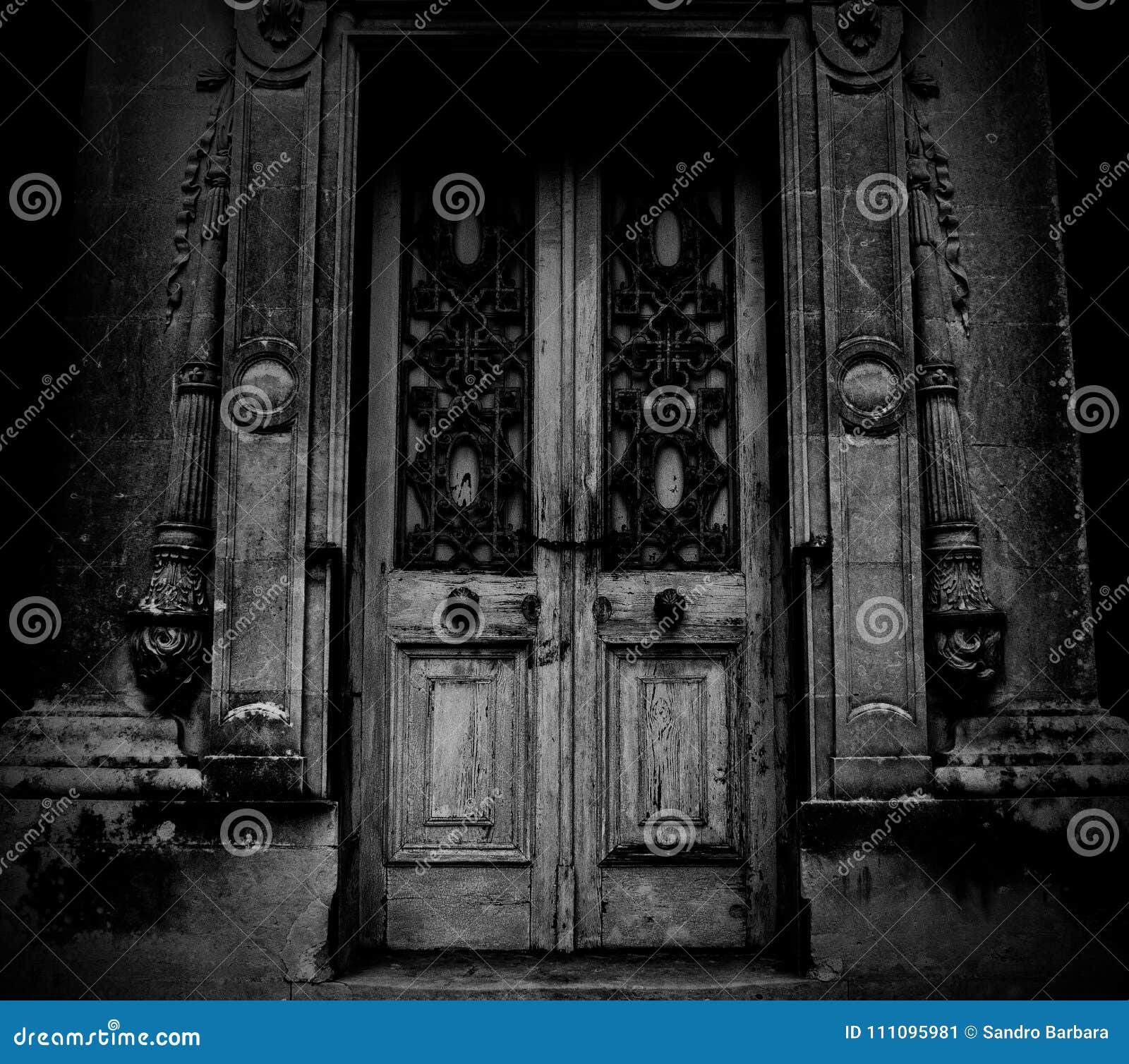 Uma Porta Assustador De Uma Casa Abandonada Imagem de Stock - Imagem de ...