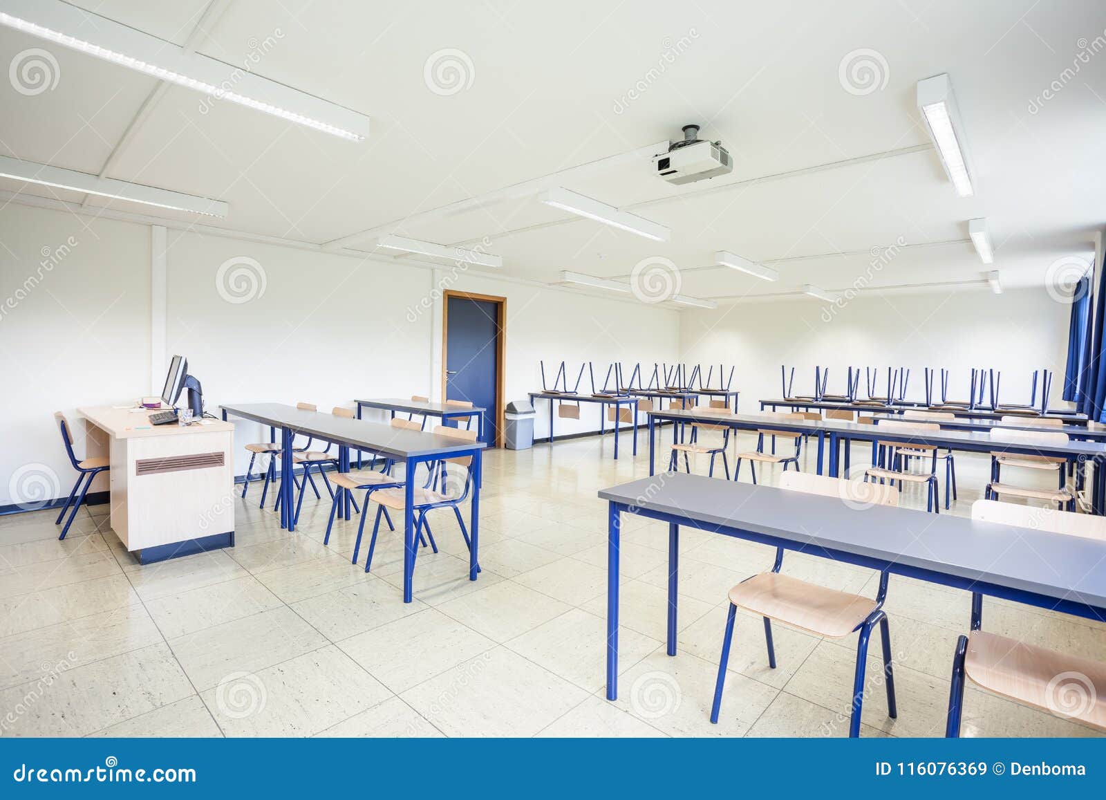 Uma sala de aula normal imagem de stock. Imagem de mesa - 116076369
