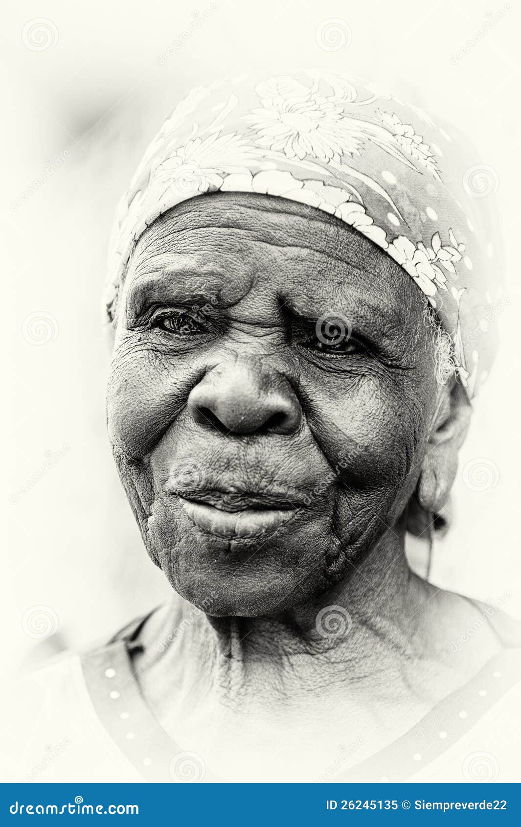 Uma Senhora Idosa Dos Poses De Ghana Imagem Editorial - Imagem de ...