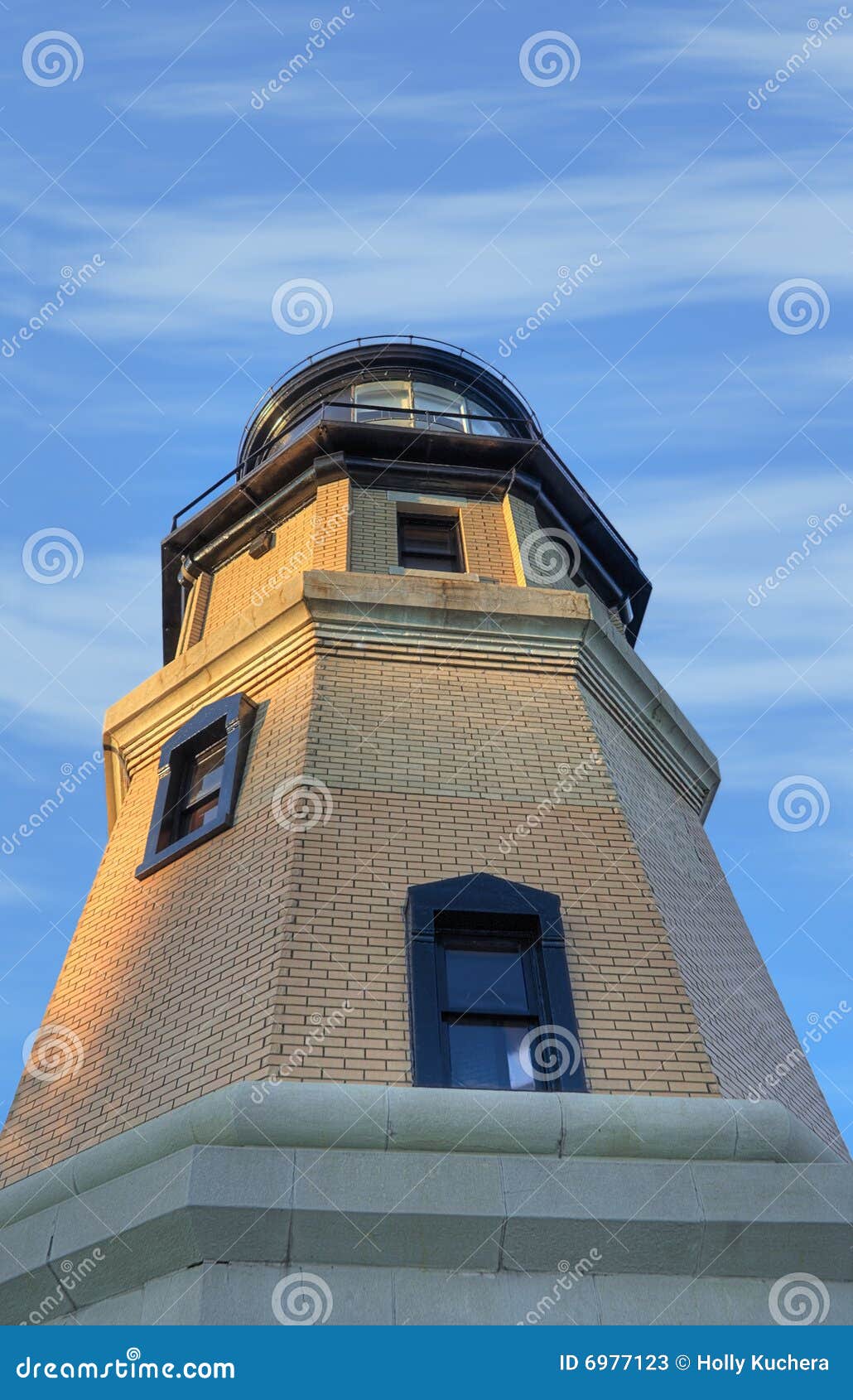 Uma Vista Diferente - Farol Rachado Da Rocha Imagem de Stock - Imagem ...