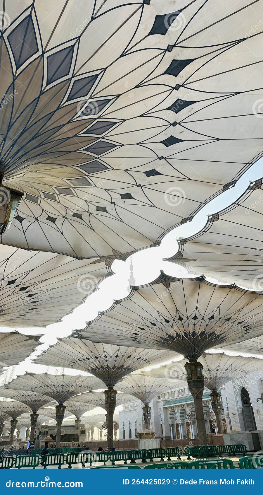 Nabawi Mosque editorial stock image. Image of mosque - 264425029