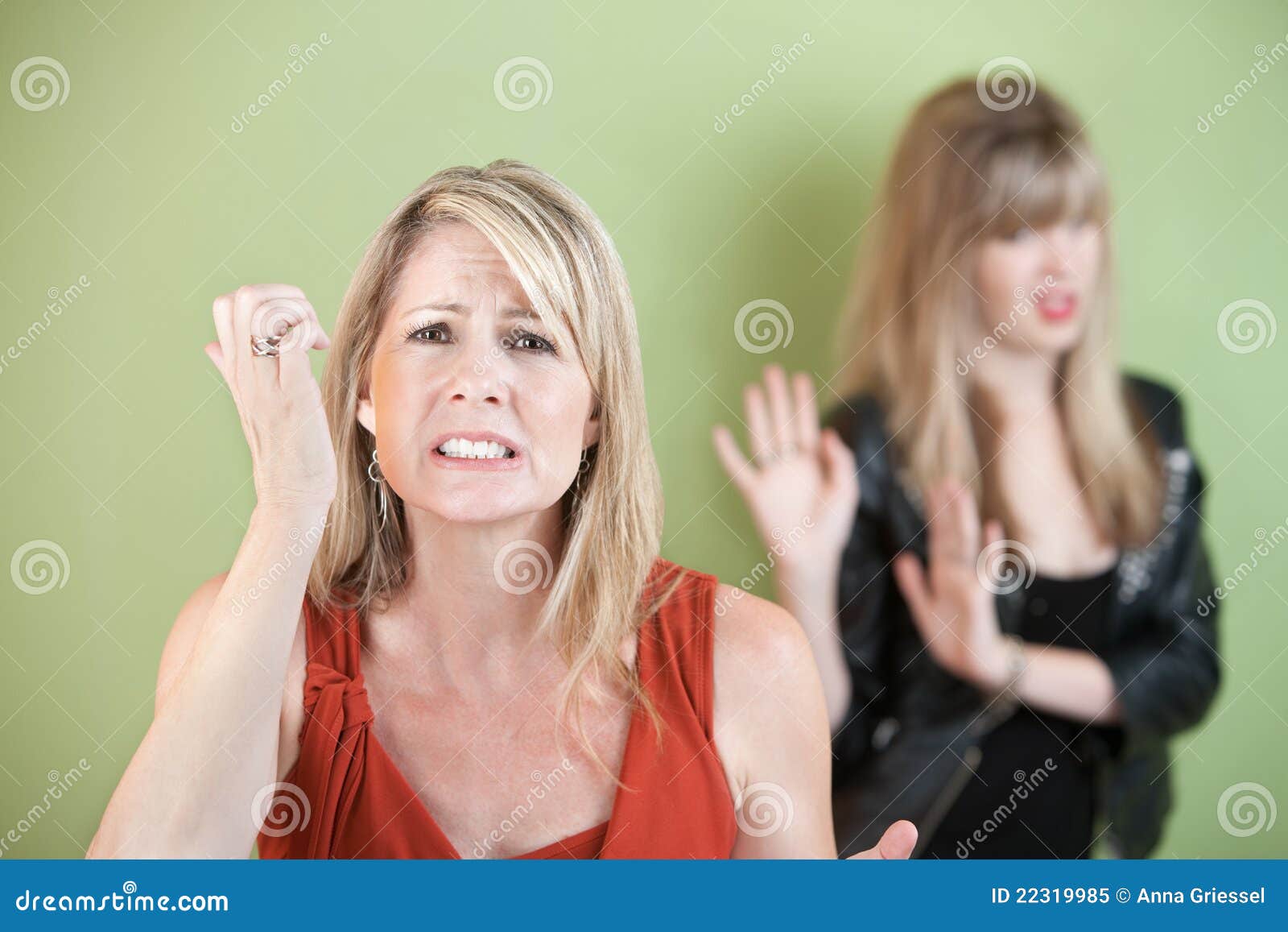 Umgekippte Mutter Und Tochter Stockbild - Bild von streiten, frustriert ...