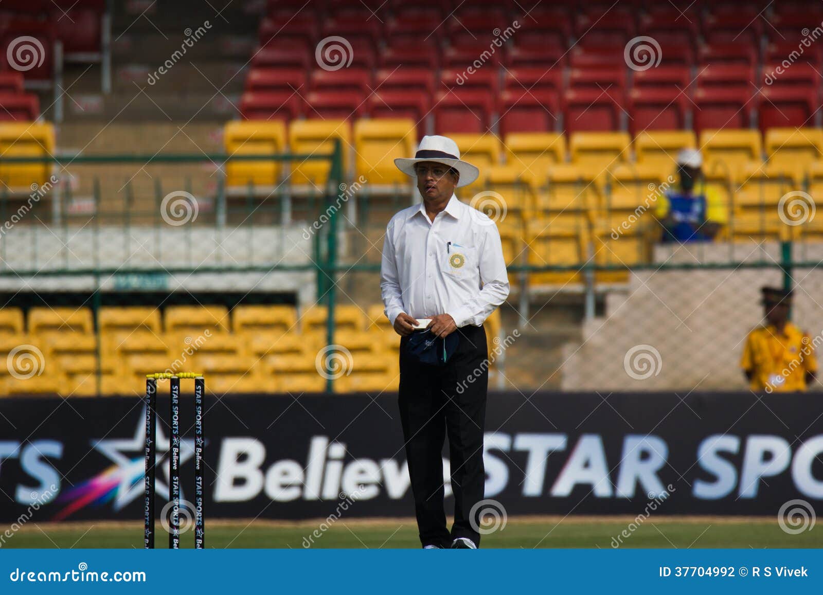 Umpire Rajesh Deshpande editorial photography. Image of umpire - 37704992