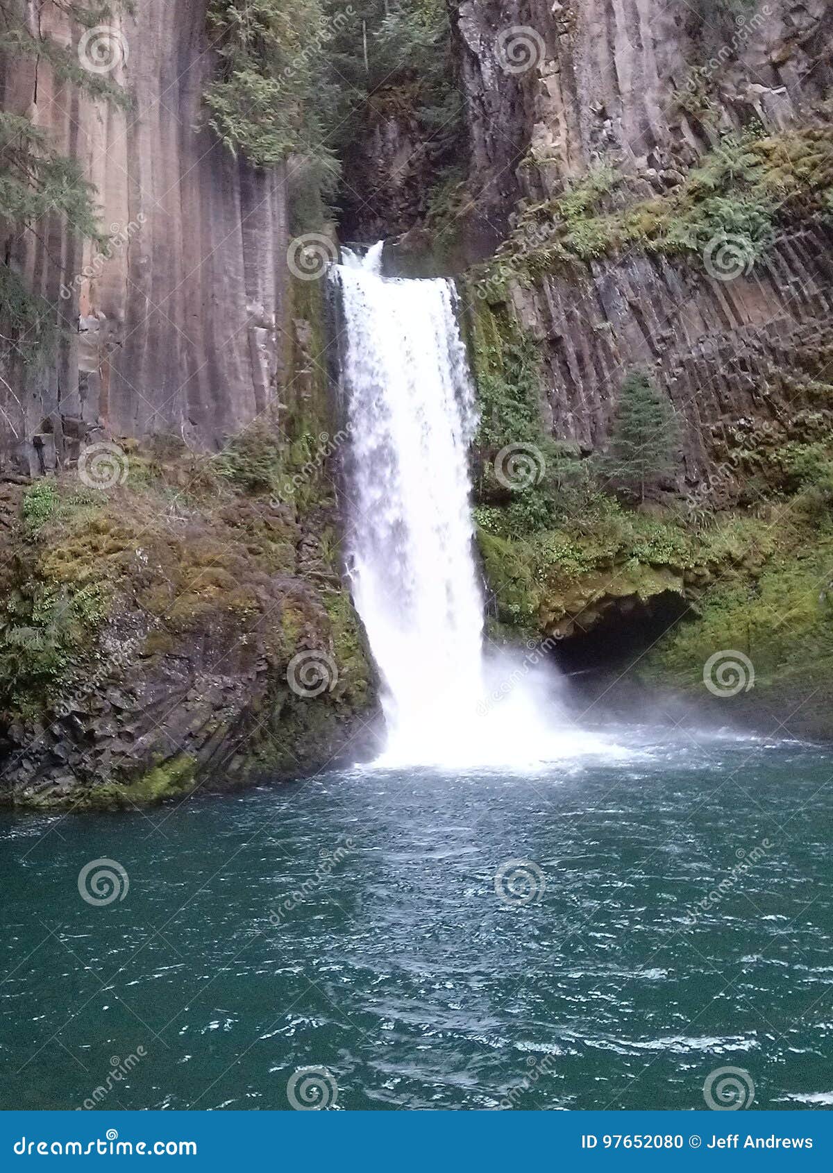 Umpqua Falls stock photo. Image of wonderland, nature - 97652080
