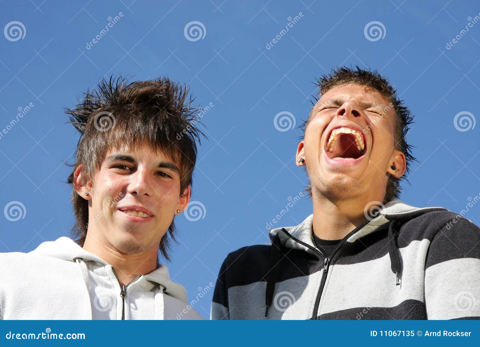 Un Adolescente De Risa Y Sonriente Imagen de archivo - Imagen de ...