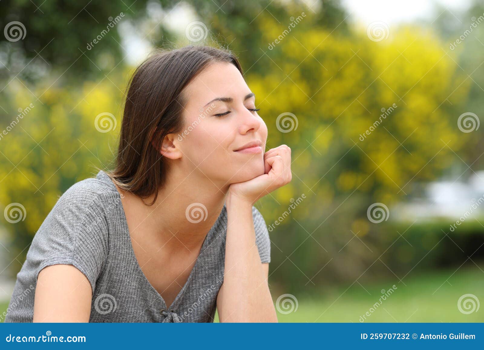 Un Adolescente Satisfecho En Un Parque Foto de archivo - Imagen de ...
