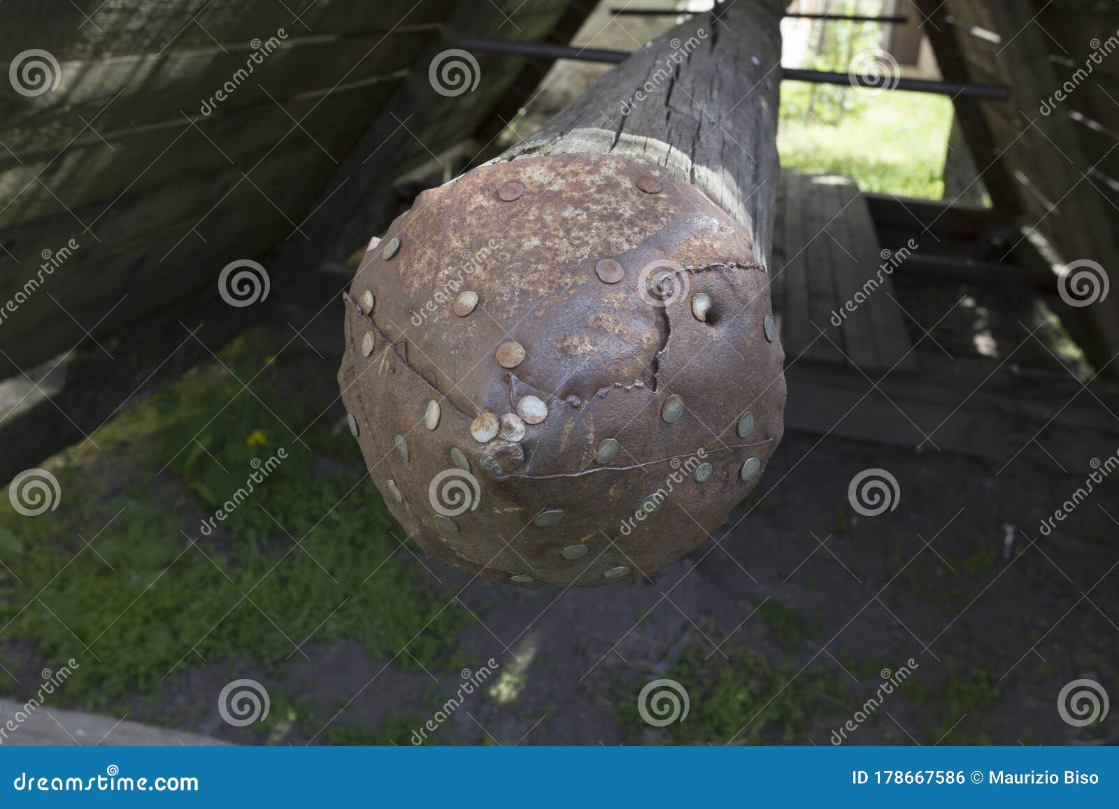 Un ariete medieval foto de archivo. Imagen de castillo - 178667586