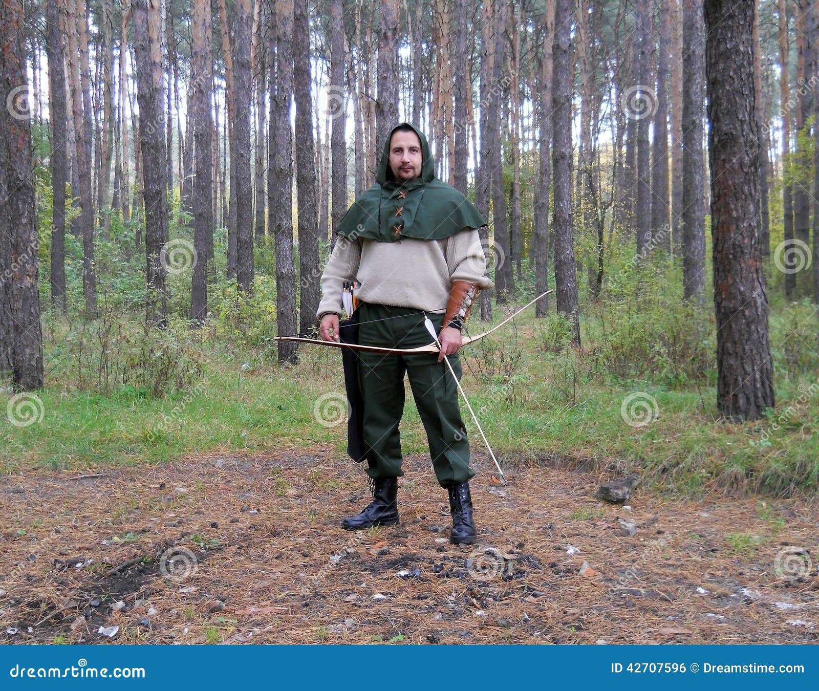 Un Arquero Encapuchado En Una Madera Foto editorial - Imagen de capucha ...