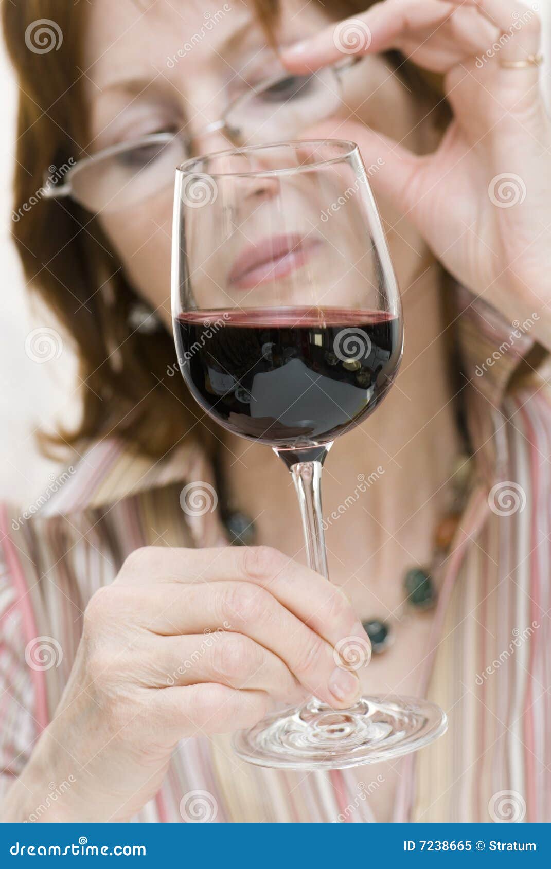 Un assaggio di vino immagine stock. Immagine di controlli - 7238665