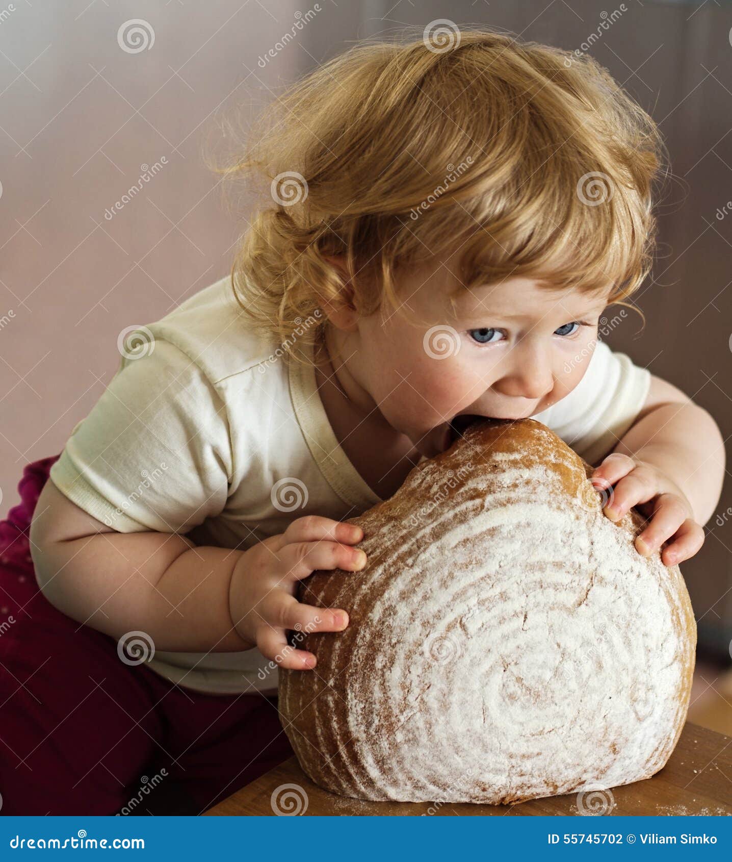 Un Bambino Che Mangia Grande Pane Fotografia Stock - Immagine di ...