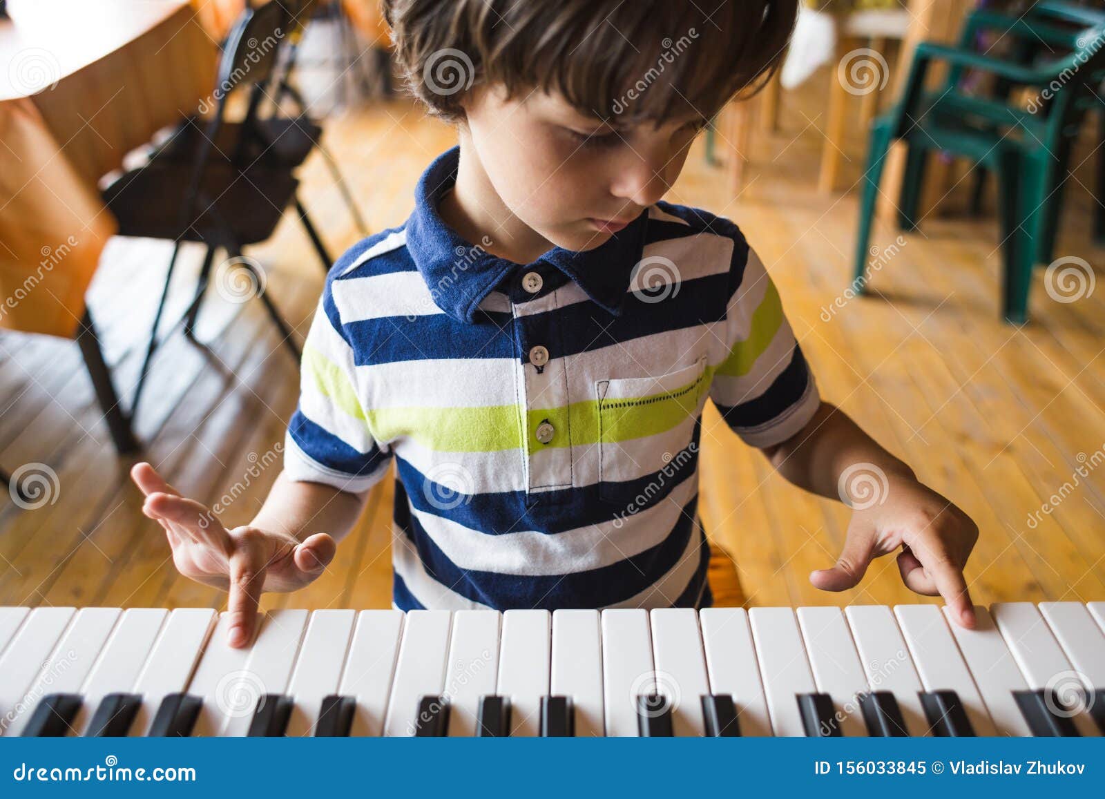 Un Bambino Impara a Suonare Il Pianoforte Immagine Stock - Immagine di ... Un Bambino Impara a Suonare Il Pianoforte Immagine Stock - Immagine di ...