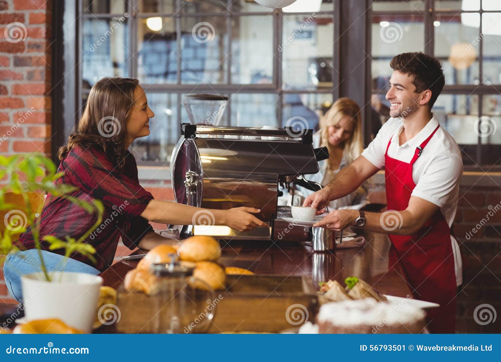 Un Barista Sonriente Que Sirve a Un Cliente Imagen de archivo - Imagen ...