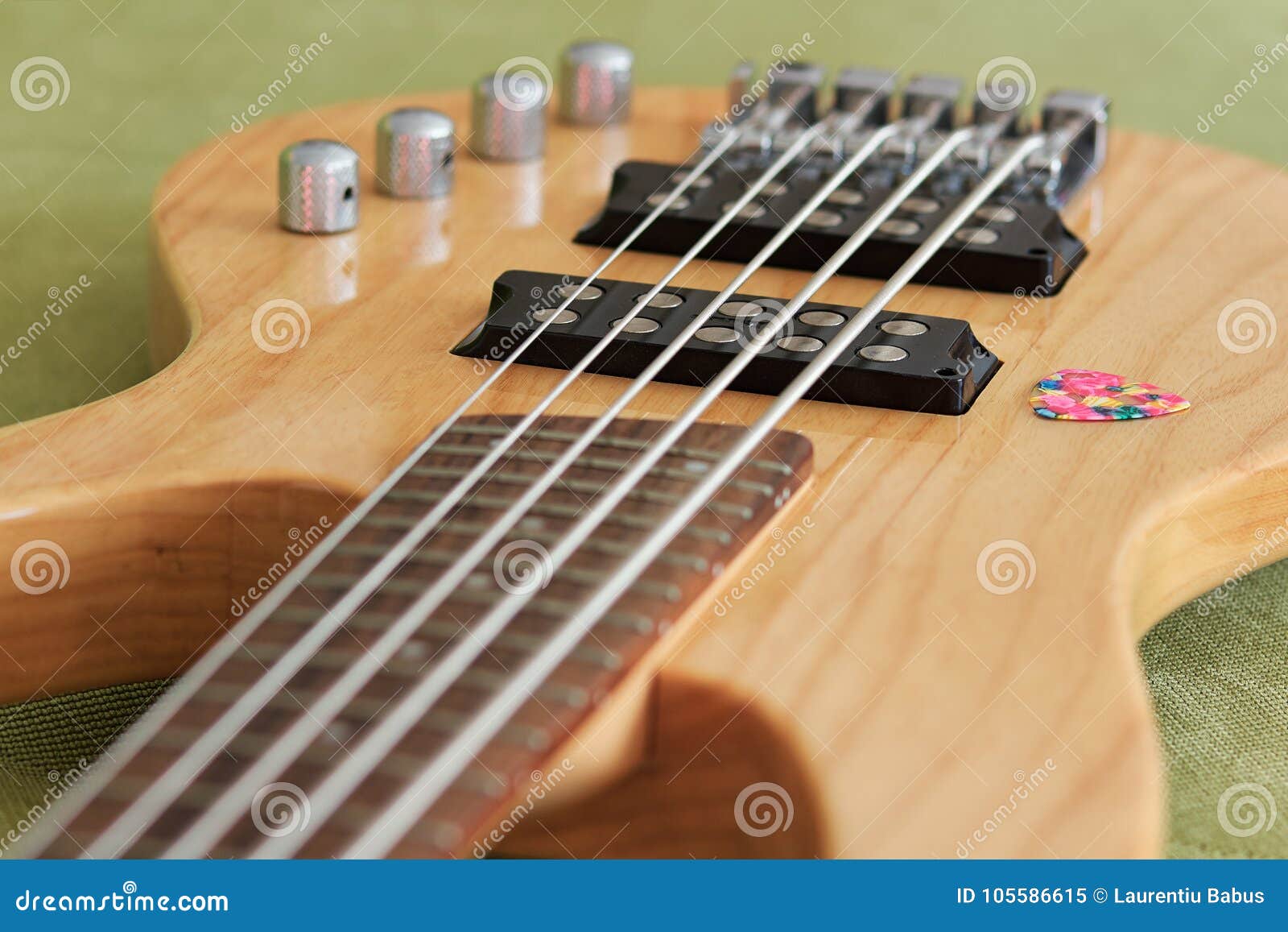 Un Basso Elettrico Di 5 Corde E Una Scelta Immagine Stock - Immagine di ...