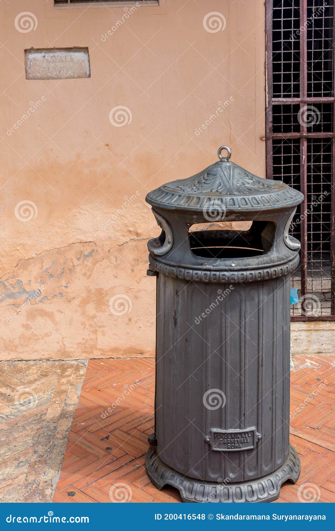 Un Basurero Con Fondo De Crema Foto de archivo - Imagen de viejo ...