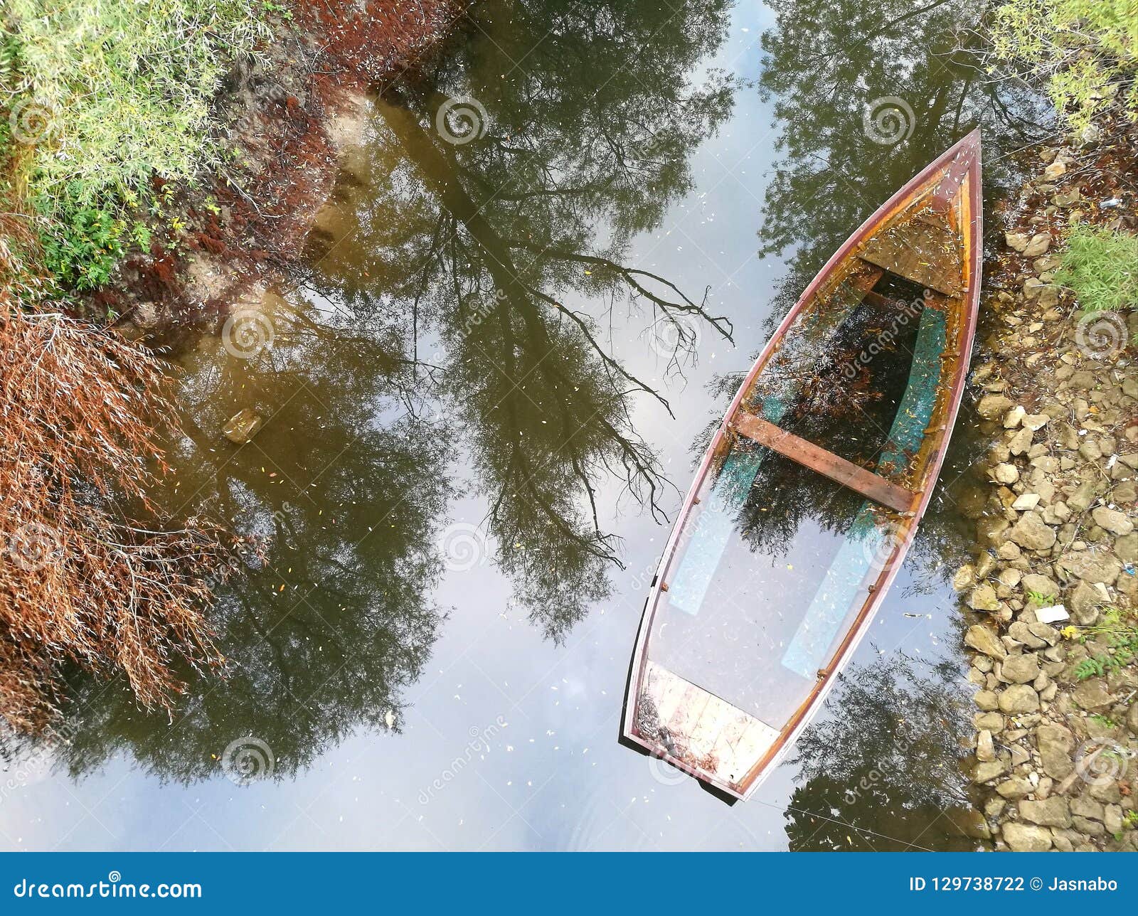 Un bateau submergé photo stock. Image du nature, réflexion - 129738722