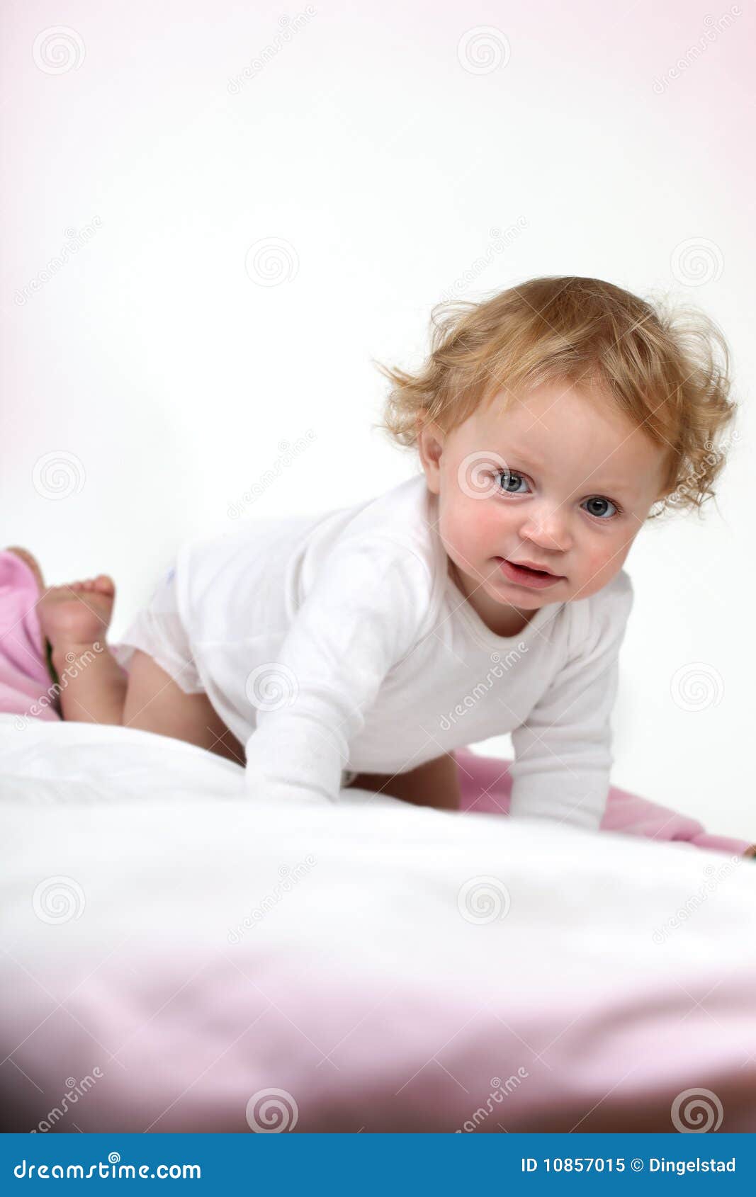 Un beau bébé roux image stock. Image du ouvert, rose - 10857015