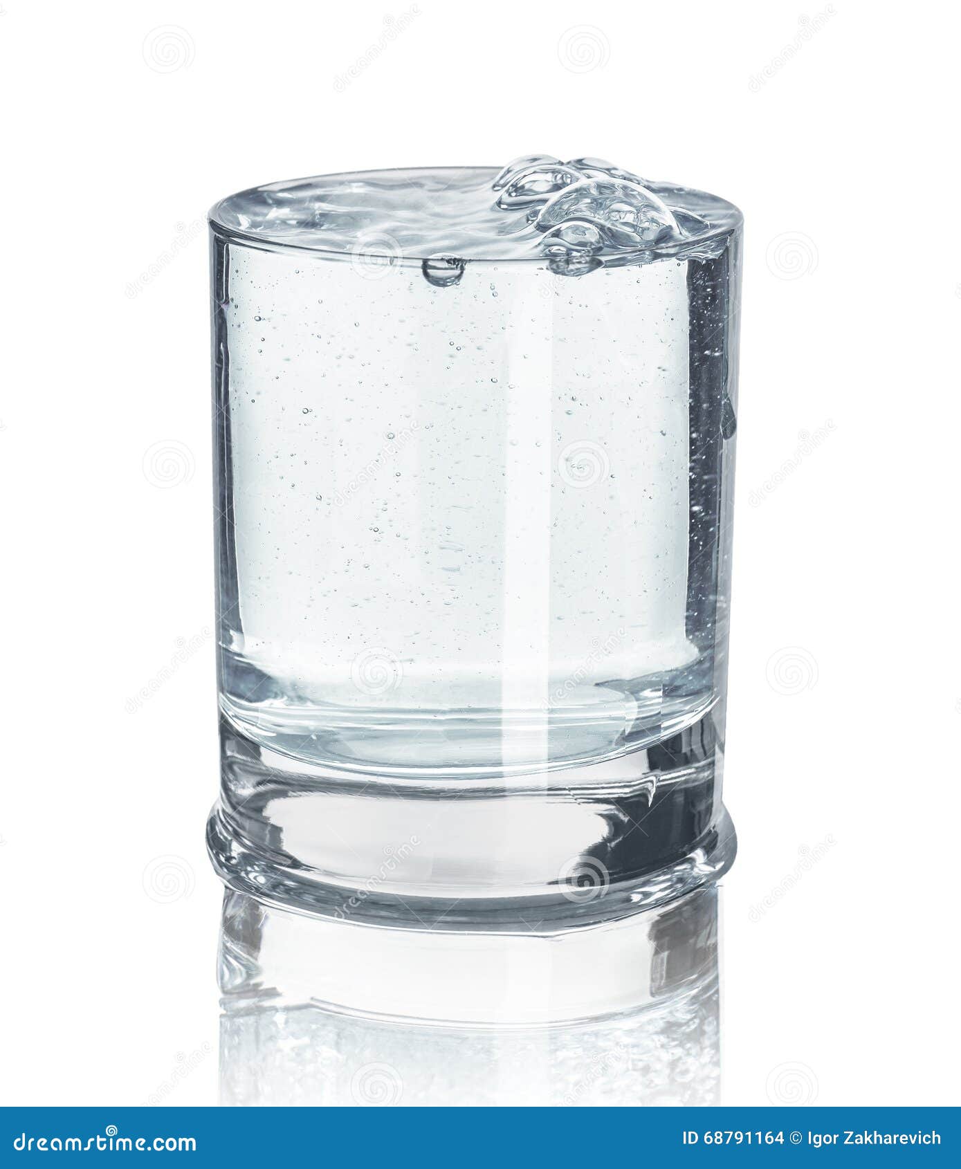 Un Bicchiere D'acqua Eccessivamente Pieno Con La Riflessione Fotografia ...