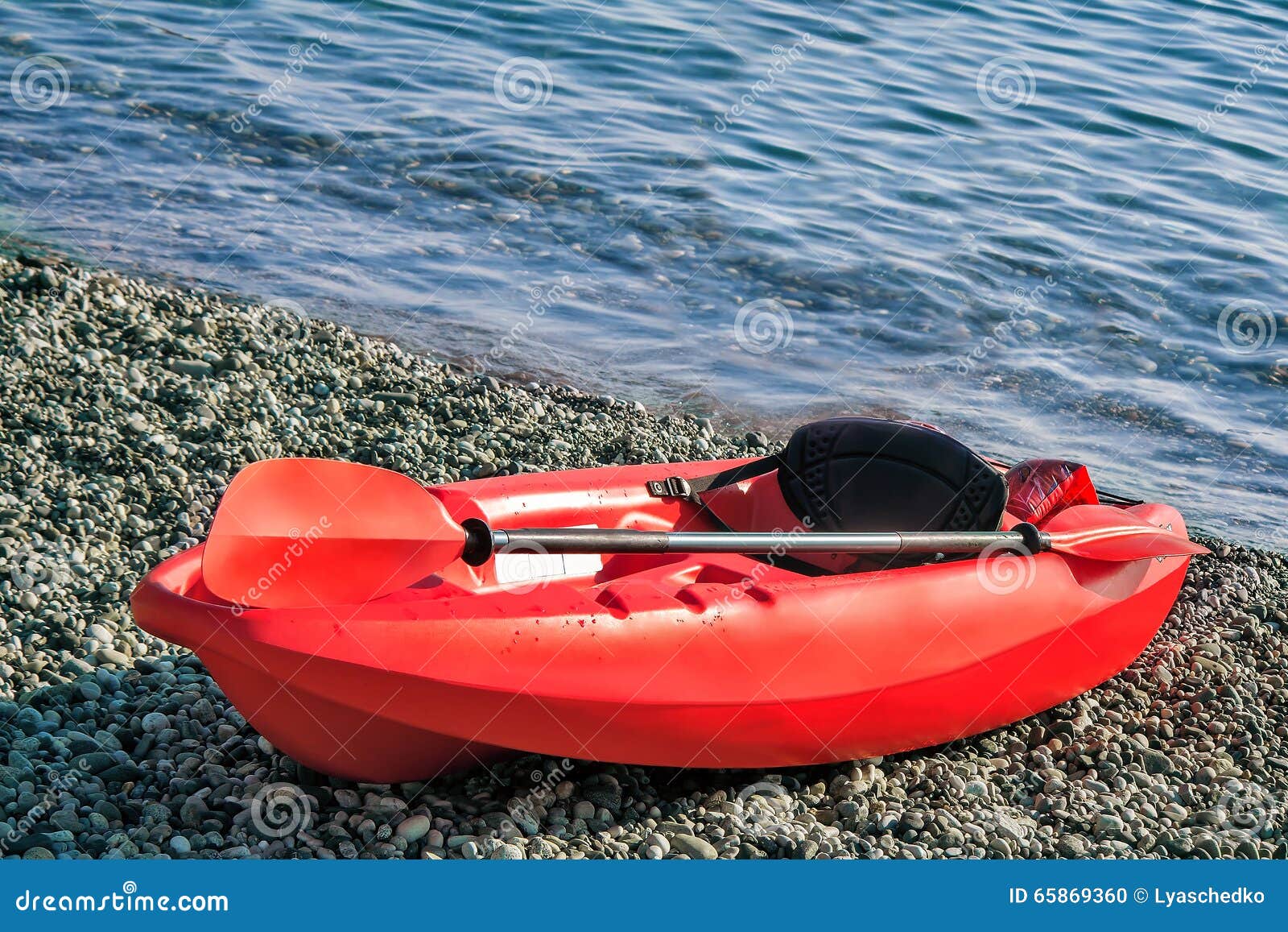 Un Bote Pequeño Para Explorar El Mar Foto de archivo - Imagen de rojo ...