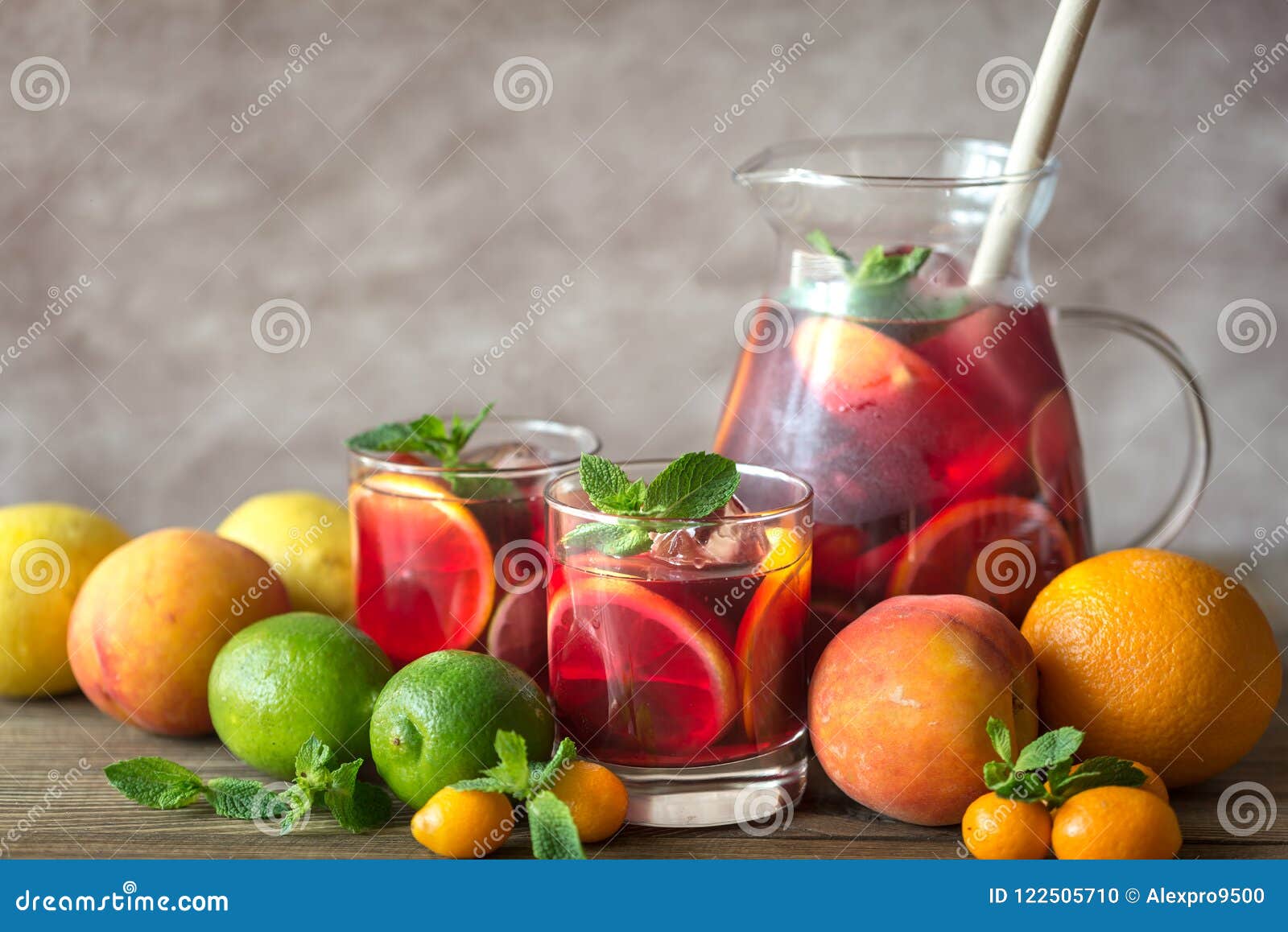 Un Broc De Sangria Espagnole Photo stock - Image du orange, chaux ...
