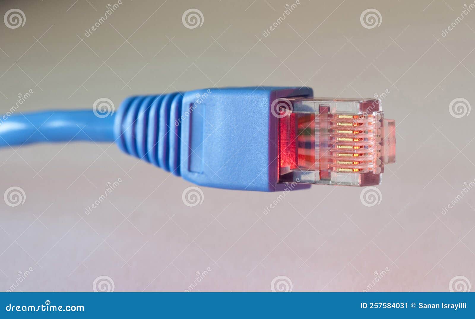 Un Cable De Conector De Red Ethernet De Equipo Rj45 Imagen de archivo ...