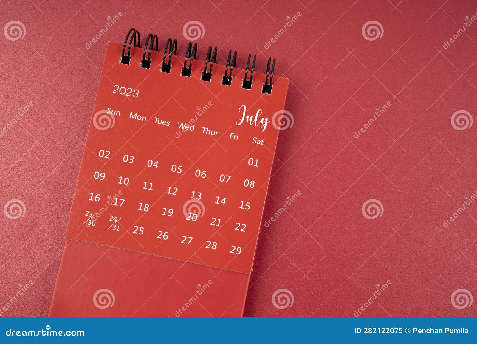 Un Calendario De Escritorio Rojo De Julio De 2023 Para Que El ... Un Calendario De Escritorio Rojo De Julio De 2023 Para Que El ...