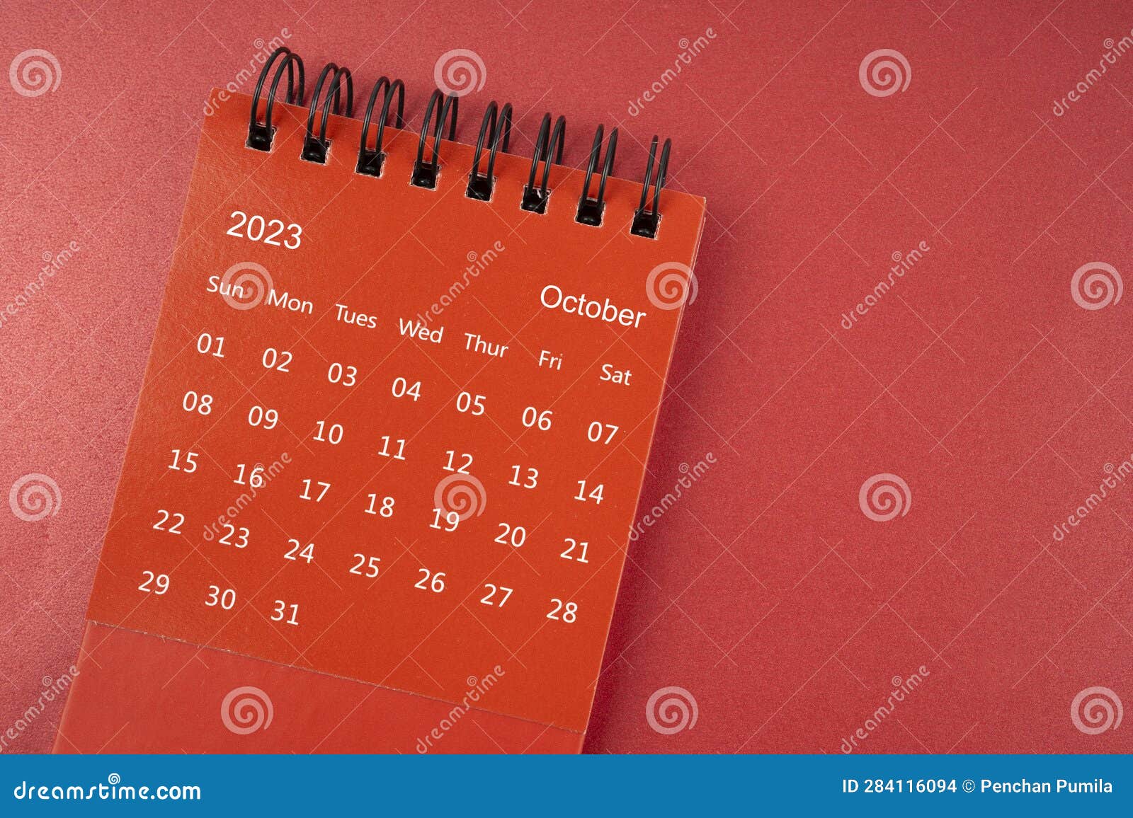 Un Calendario De Escritorio Rojo De Octotano 2023 Para Que El ... Un Calendario De Escritorio Rojo De Octotano 2023 Para Que El ...