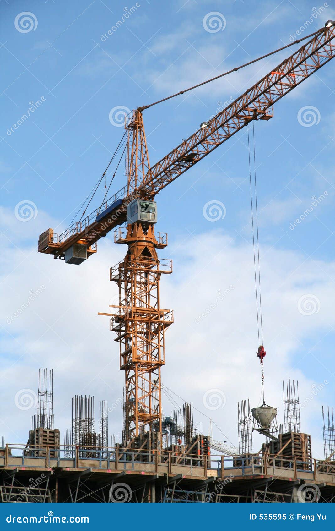 Un Chantier De Construction Avec Une Grue Jaune Image stock - Image du ...