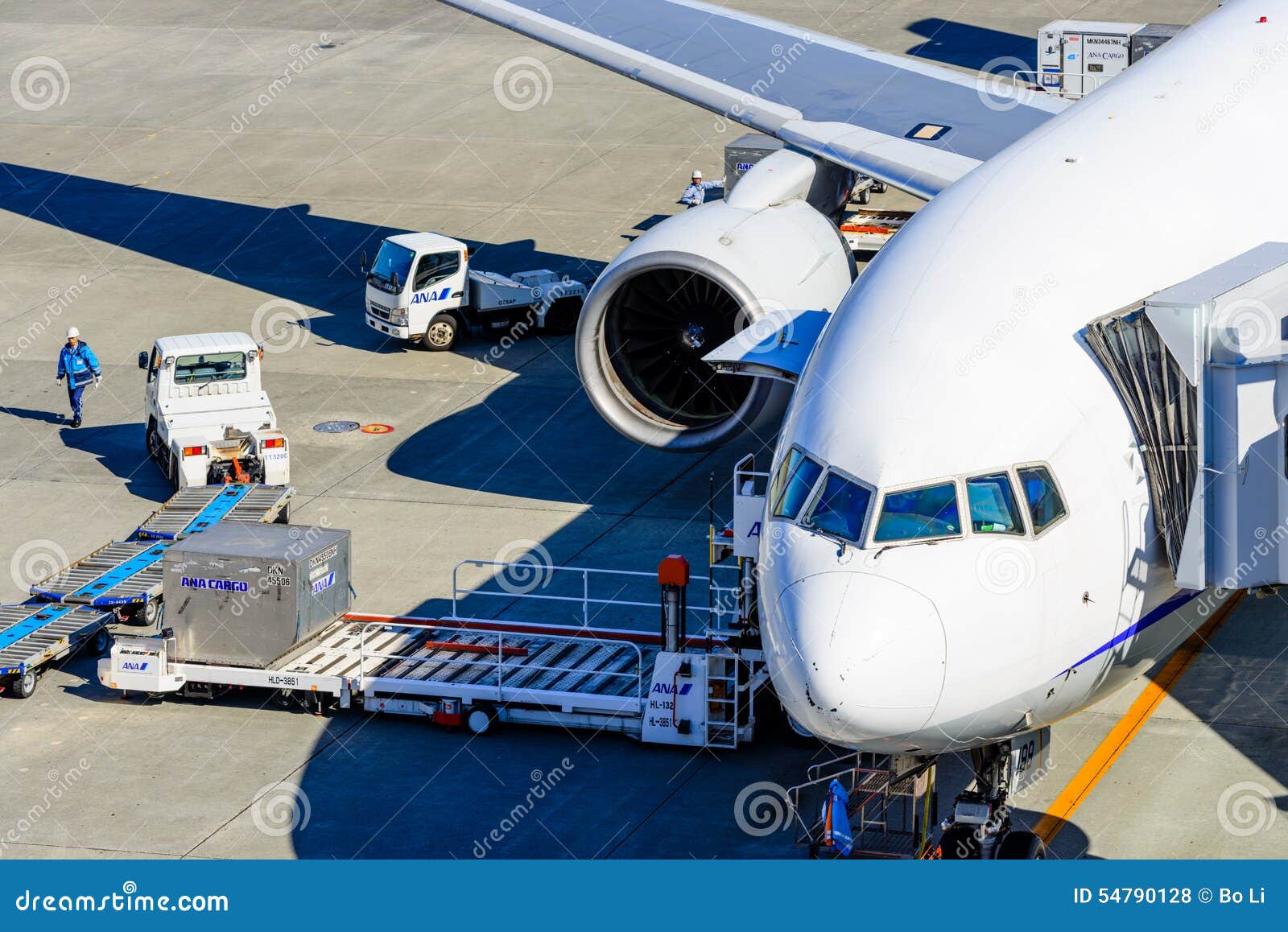 Un Chargement D'avion Sur La Cargaison Photo stock éditorial - Image du ...