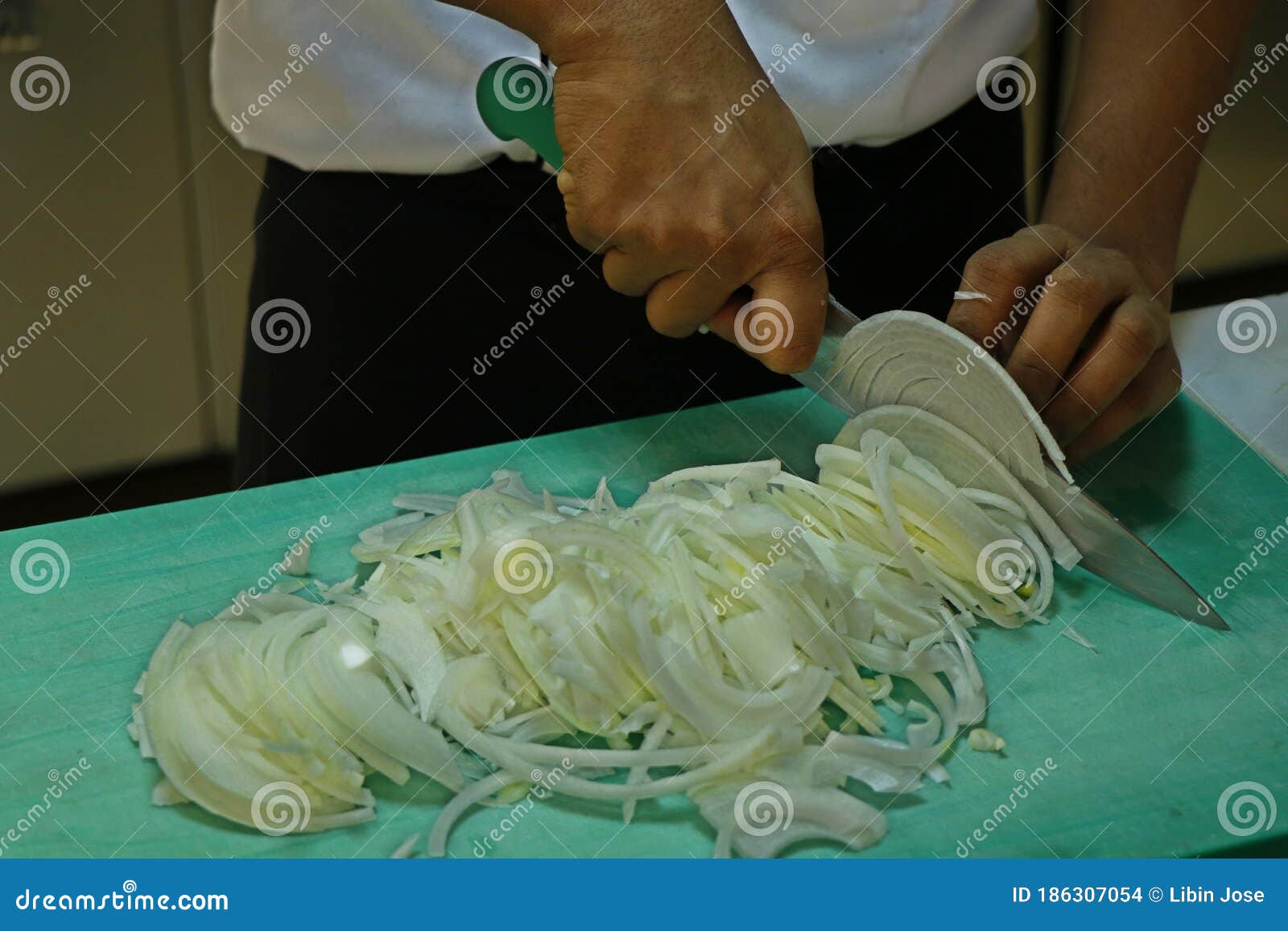 Un Chef Cortando Cebolla Blanca En Un Tablero De Compras Verde Foto de ...