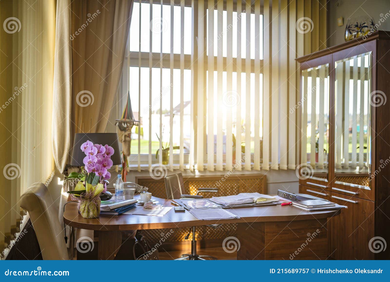 Un Chef De Bureau Avec Une Table Et Des Stores Image stock - Image du ...