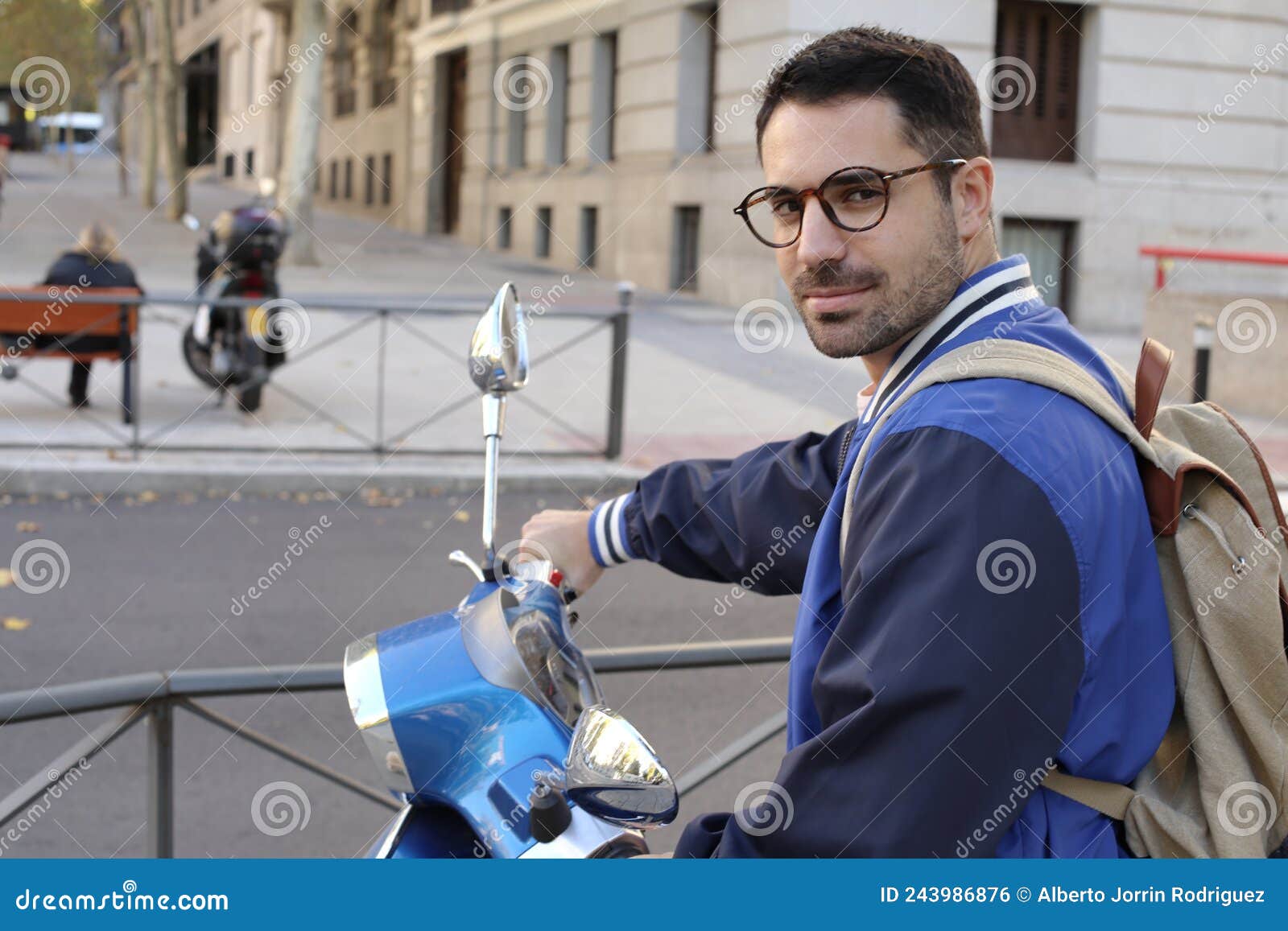 Un Chico Lindo Montando Un Barco Foto de archivo - Imagen de ciclomotor ...