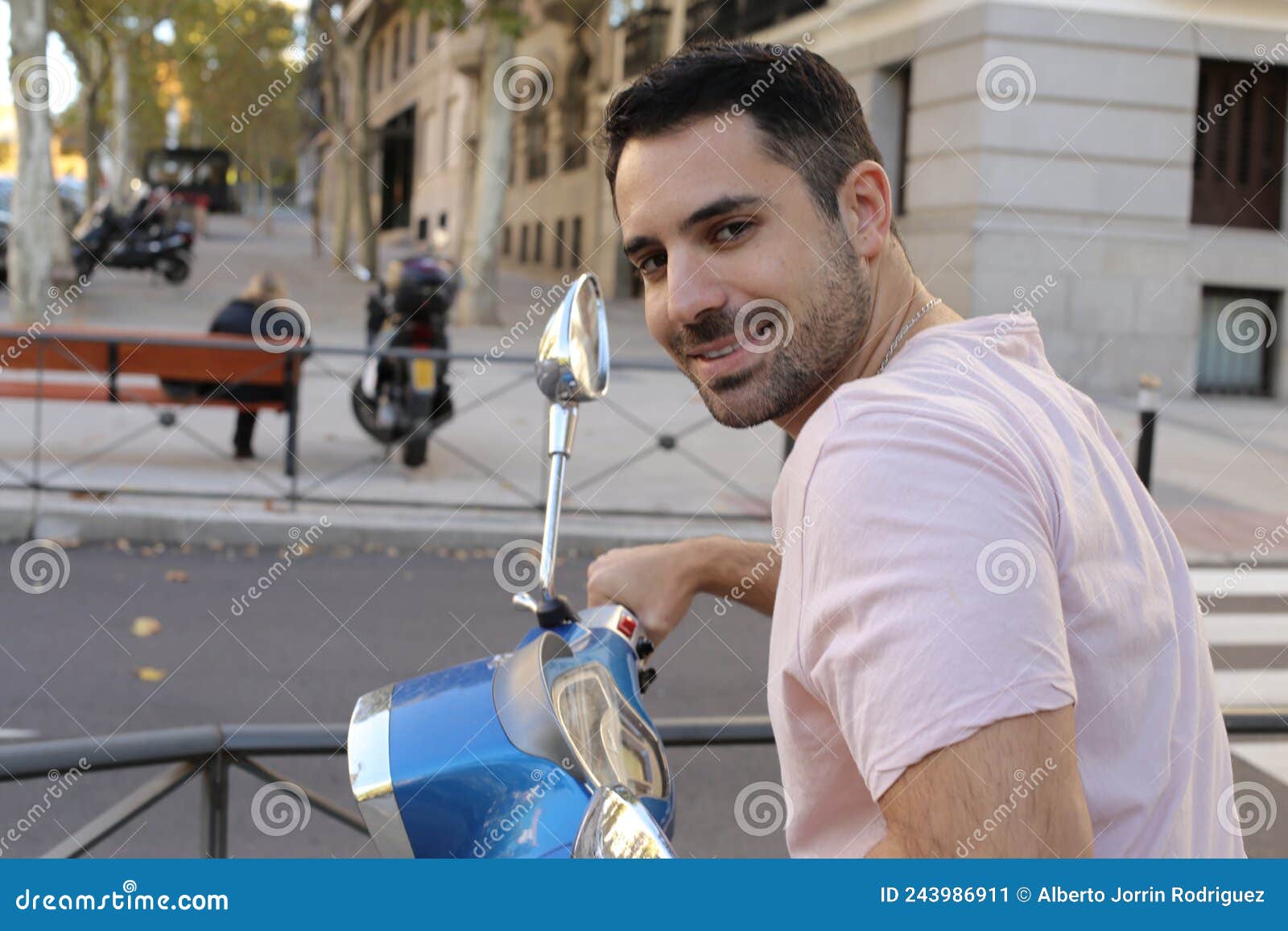 Un Chico Lindo Montando Un Barco Imagen de archivo - Imagen de retro ...