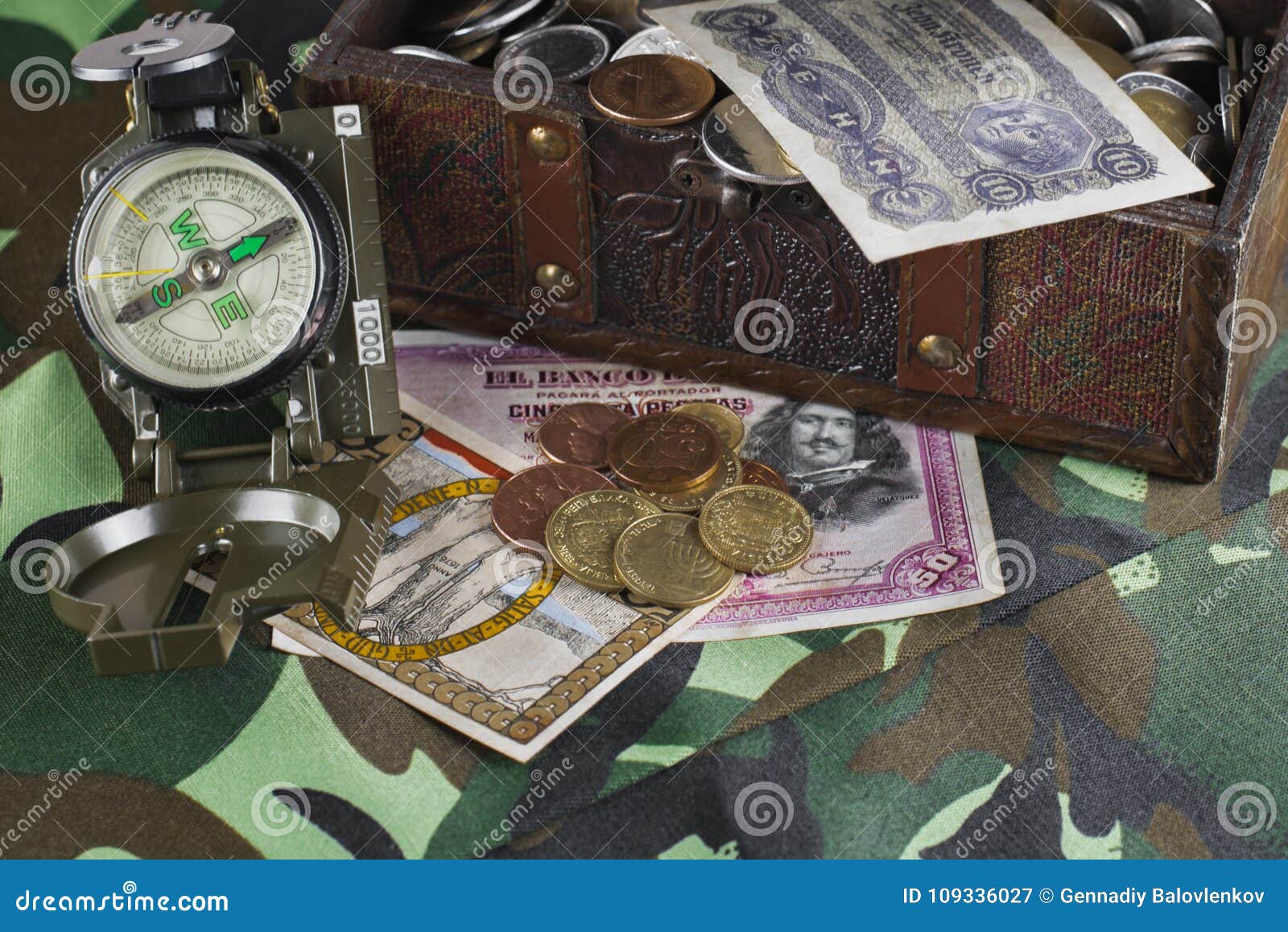 Un Cofanetto, Un Petto Delle Monete, Vecchie Banconote E Una Bussola ... Un Cofanetto, Un Petto Delle Monete, Vecchie Banconote E Una Bussola ...