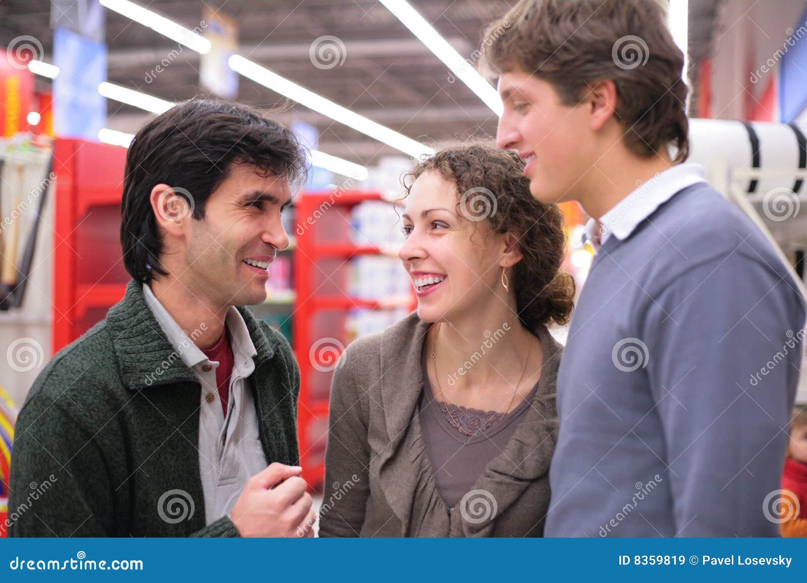 Un Colloquio Dei Tre Amici in Negozio Immagine Stock - Immagine di ...