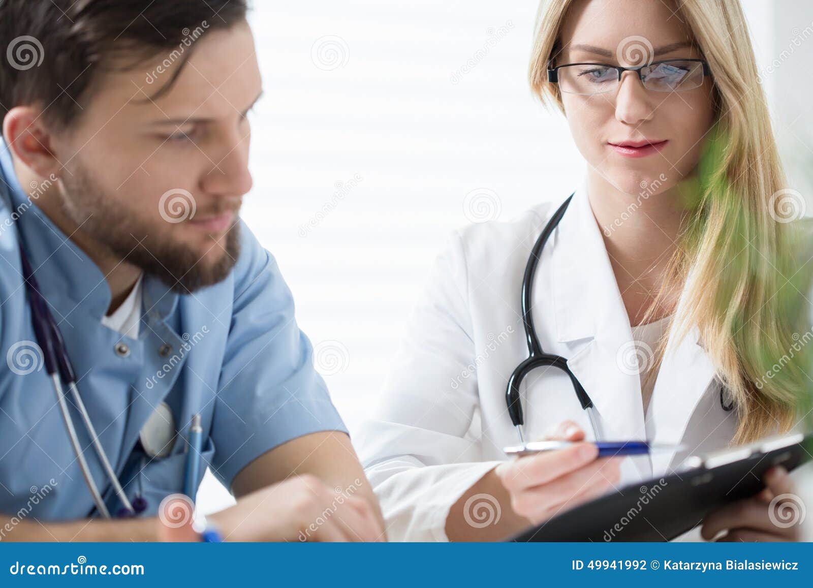 Un consulto dei due medici fotografia stock. Immagine di amici - 49941992