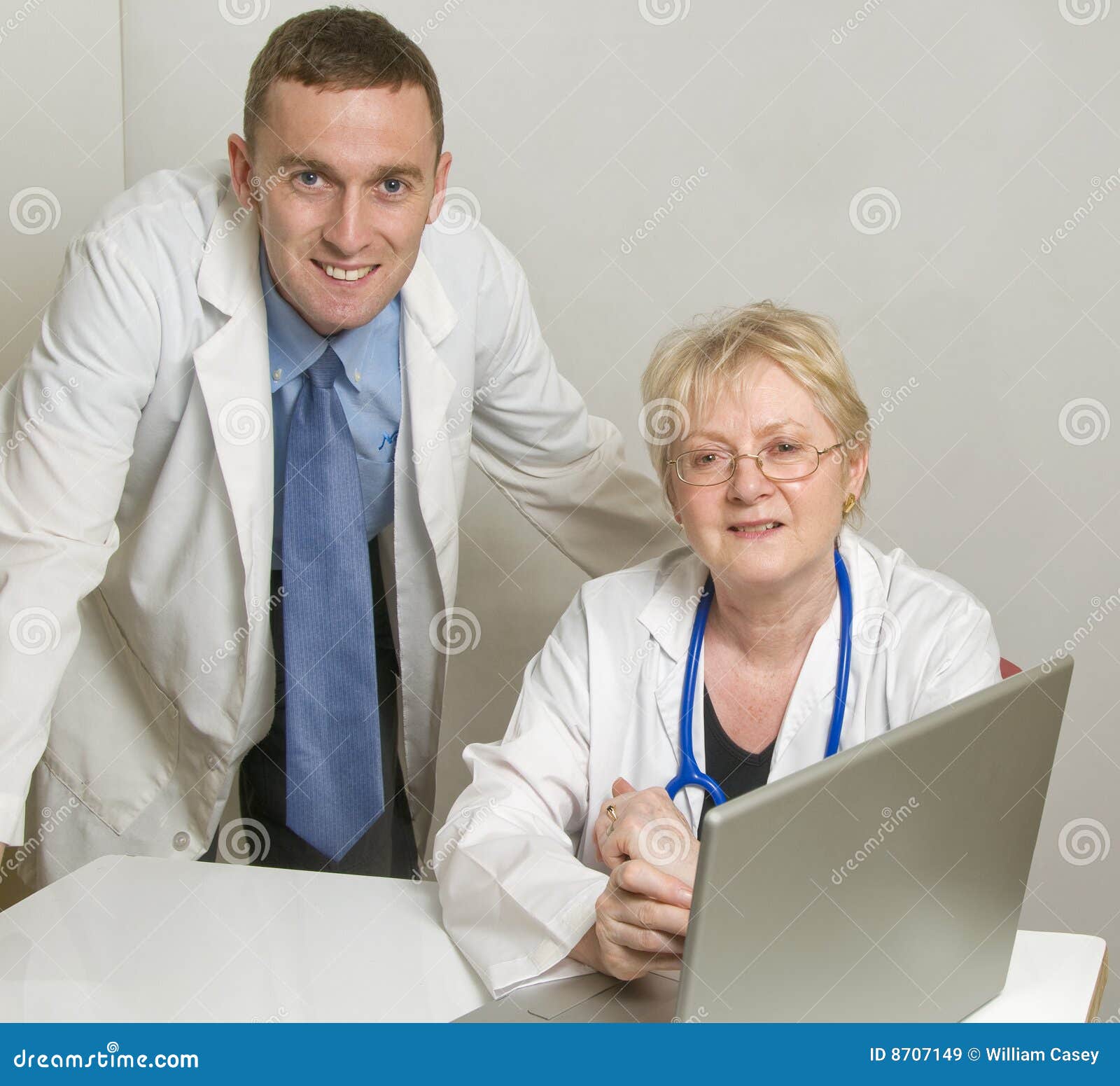 Un consulto dei due medici immagine stock. Immagine di maggiore - 8707149