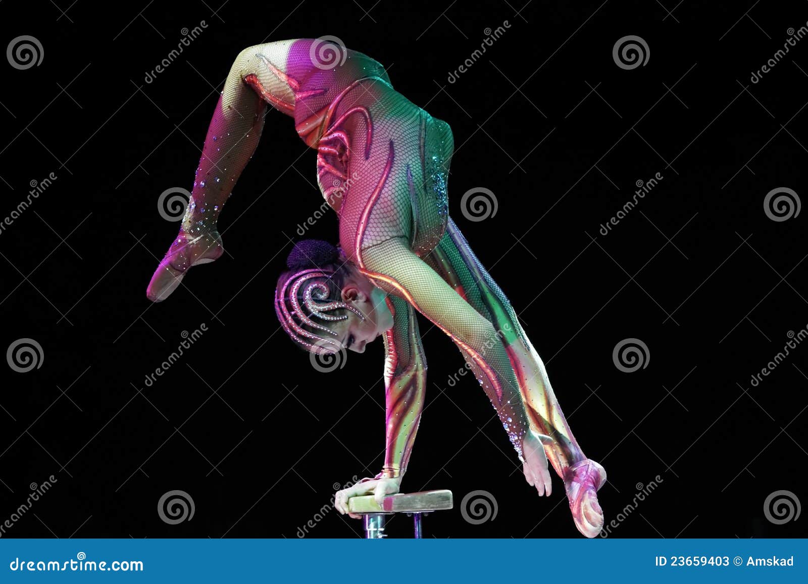 Un Contorsionniste Gracieux Photo stock éditorial - Image du ...