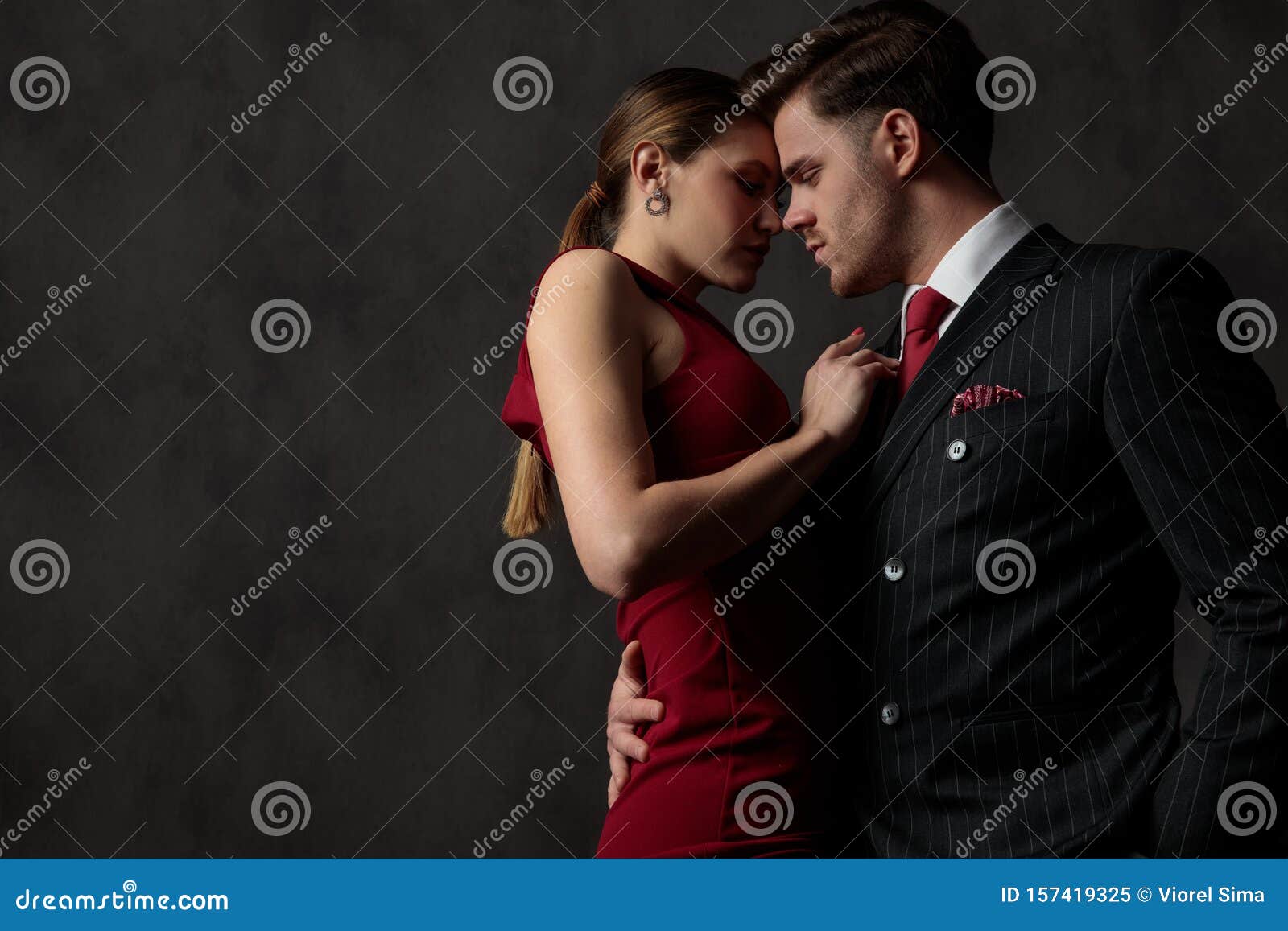 Un Couple Sexy Qui Sembrasse Fortement Et Qui Regarde Avec Passion