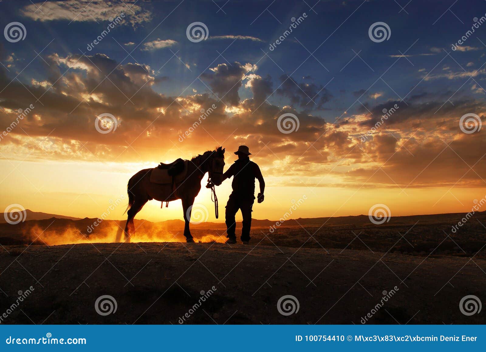 Un Cowboy Se Tient Avec Son Cheval Photo stock - Image du sunset ...