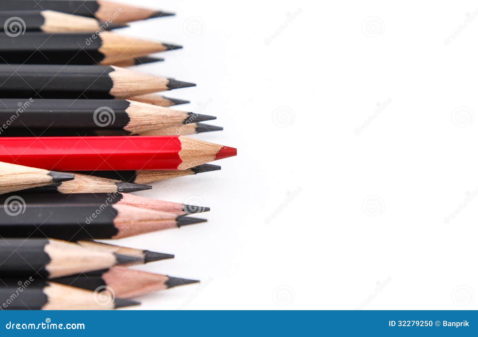 Un Crayon Rouge Contre Le Crayon Noir Photo stock - Image du école ...