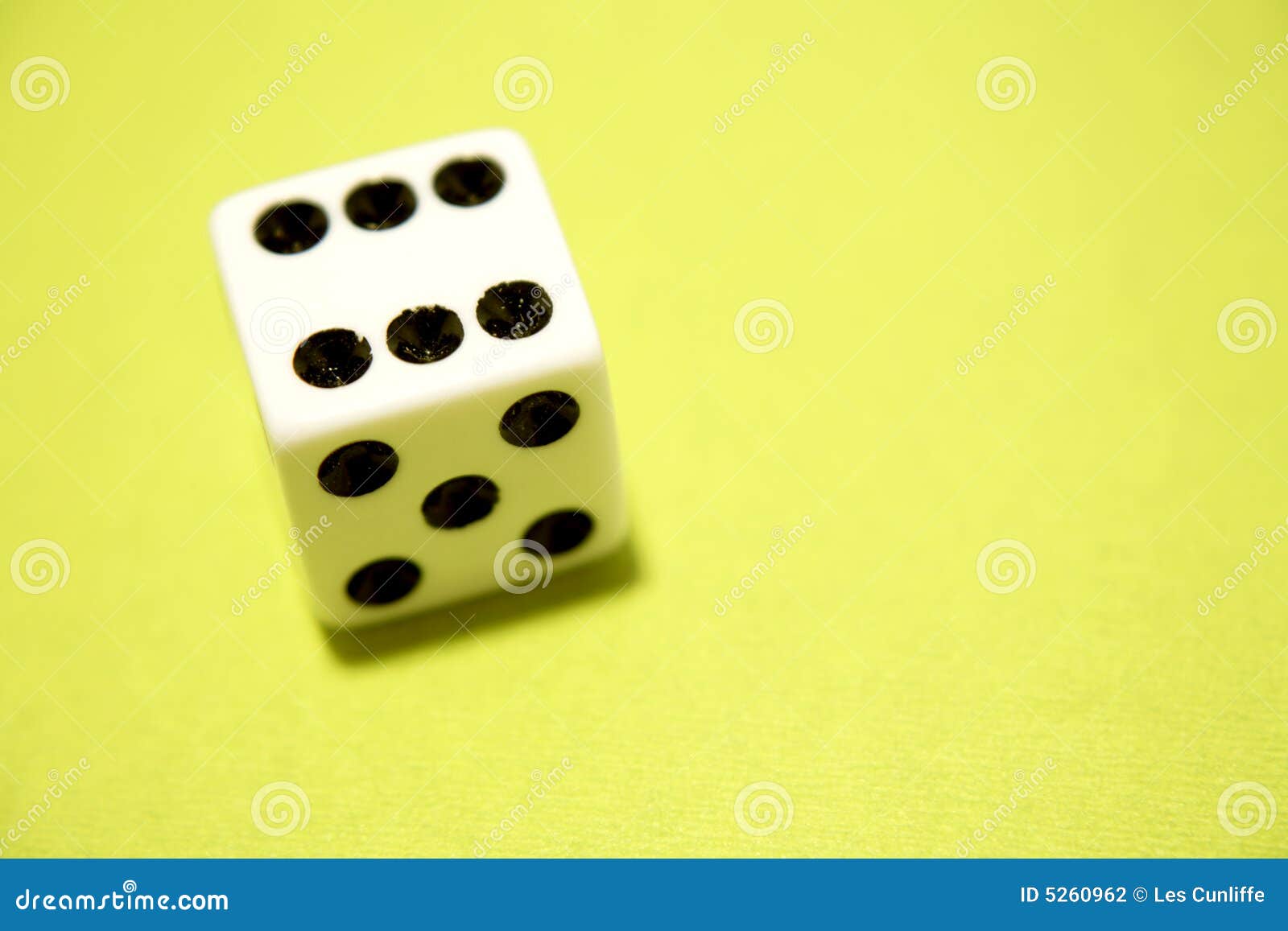 Un dado foto de archivo. Imagen de objeto, idea, fondo - 5260962