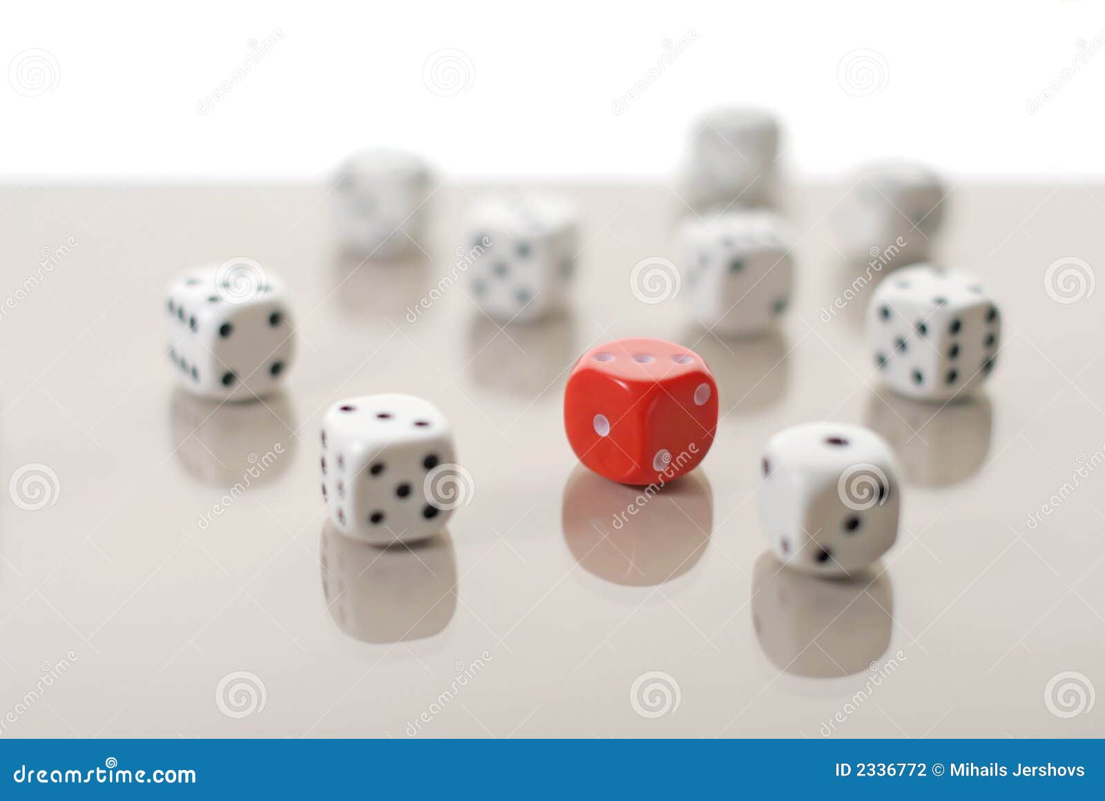 Un Dado Rojo Entre Blanco Unos Foto de archivo - Imagen de tiro ...