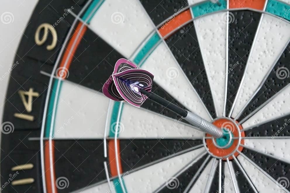 Un Dardo En El Centro Del Dardo Foto de archivo - Imagen de tarjeta ...