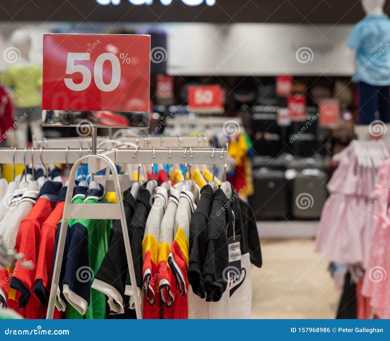 Un 50% De Letrero En Una Tienda De Ropa Foto de archivo - Imagen de ...
