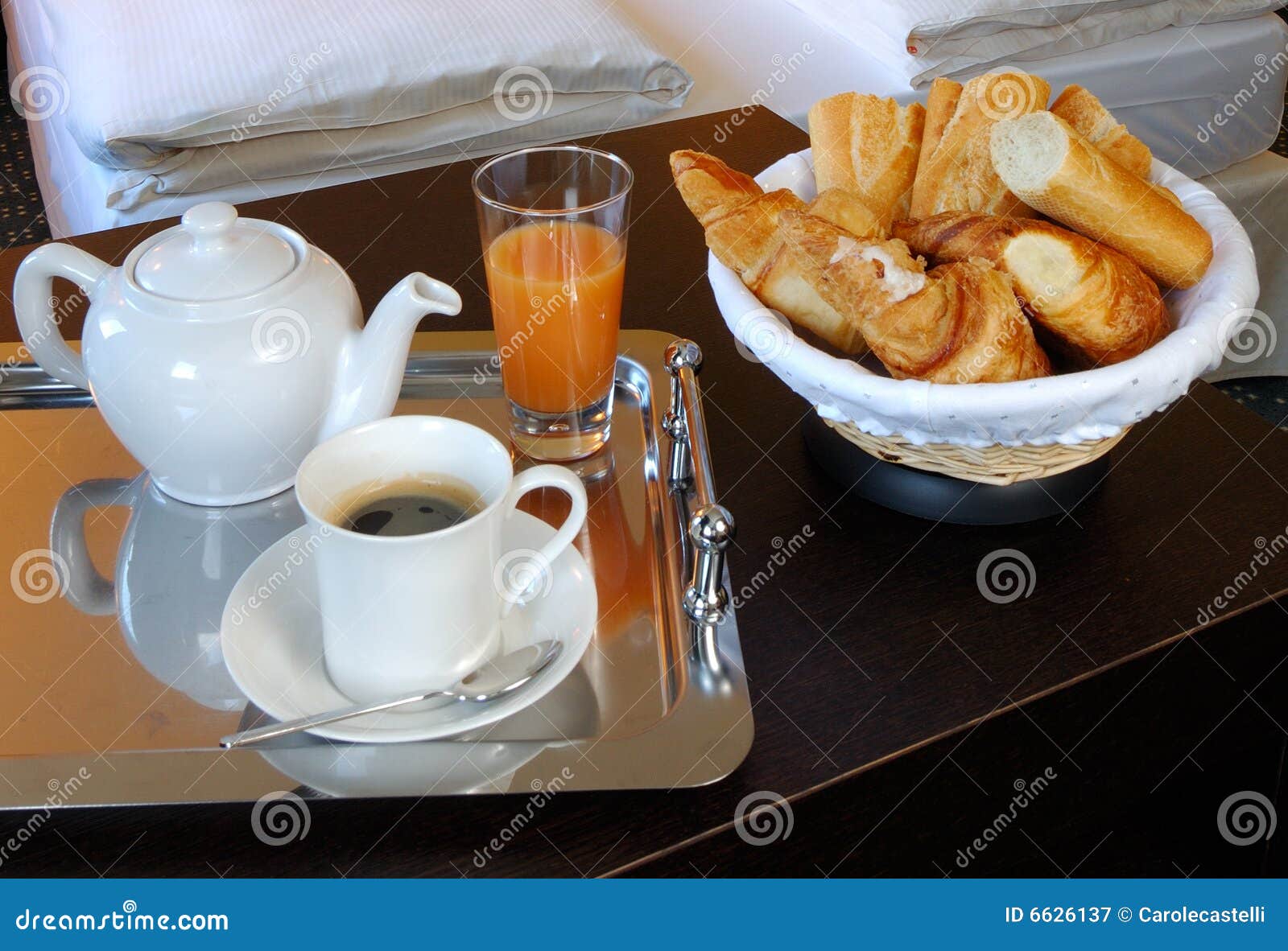Un desayuno francés imagen de archivo. Imagen de cesta - 6626137