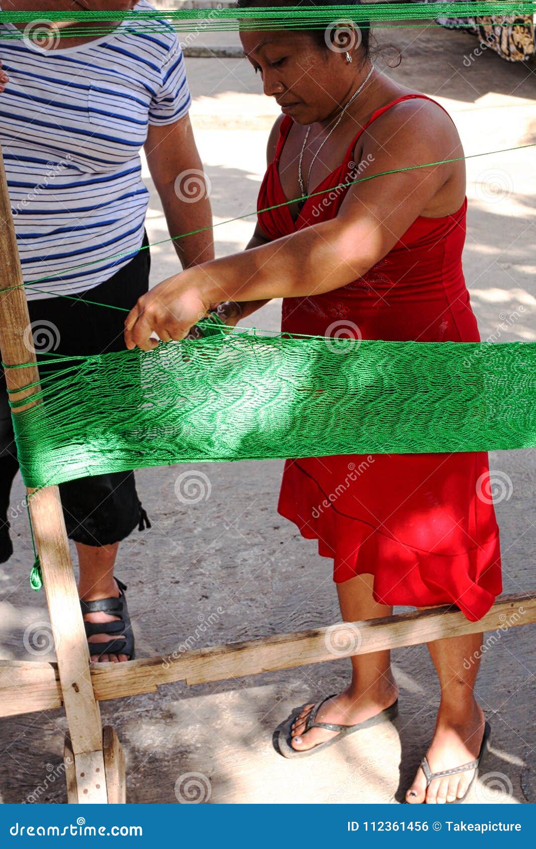 Un Descendiente Maya Que Hace Una Hamaca Maya Tradicional Foto ...