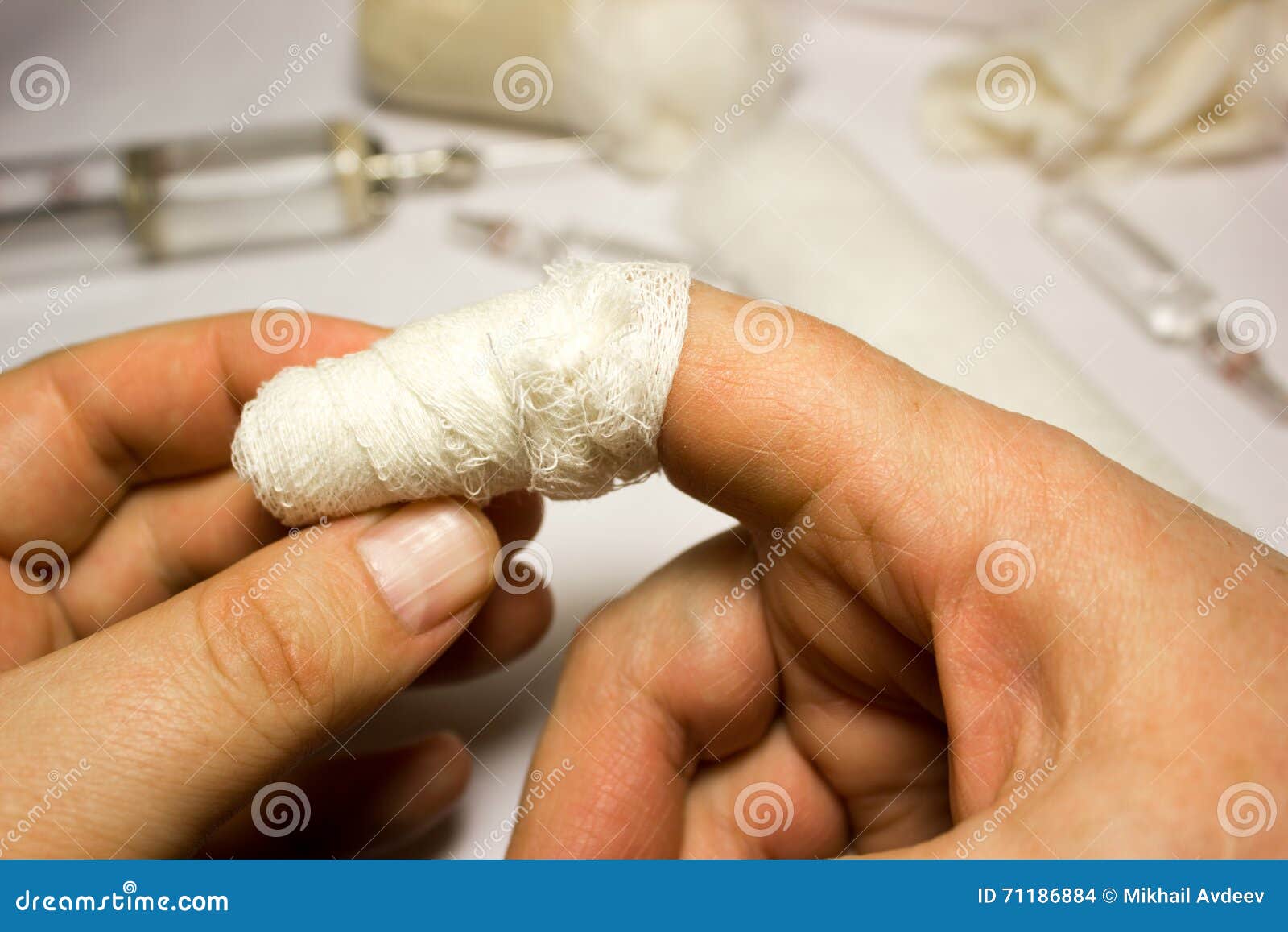 Un dito indice bendato fotografia stock. Immagine di fasciatura - 71186884