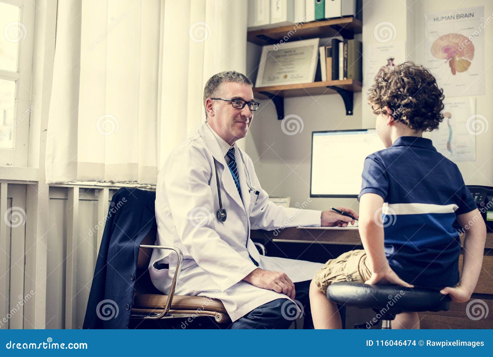 Un doctor y su paciente foto de archivo. Imagen de juventud - 116046474